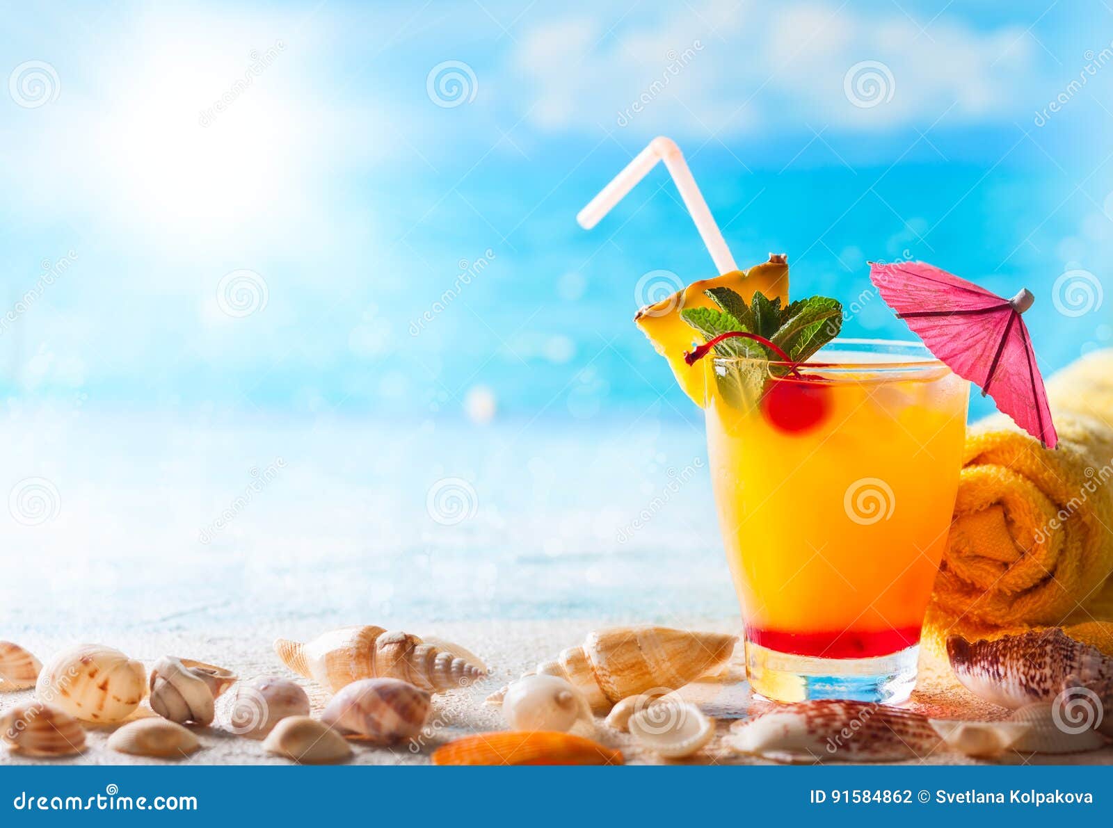 Bebida Del Verano En La Playa Foto de archivo - Imagen de jugoso ...