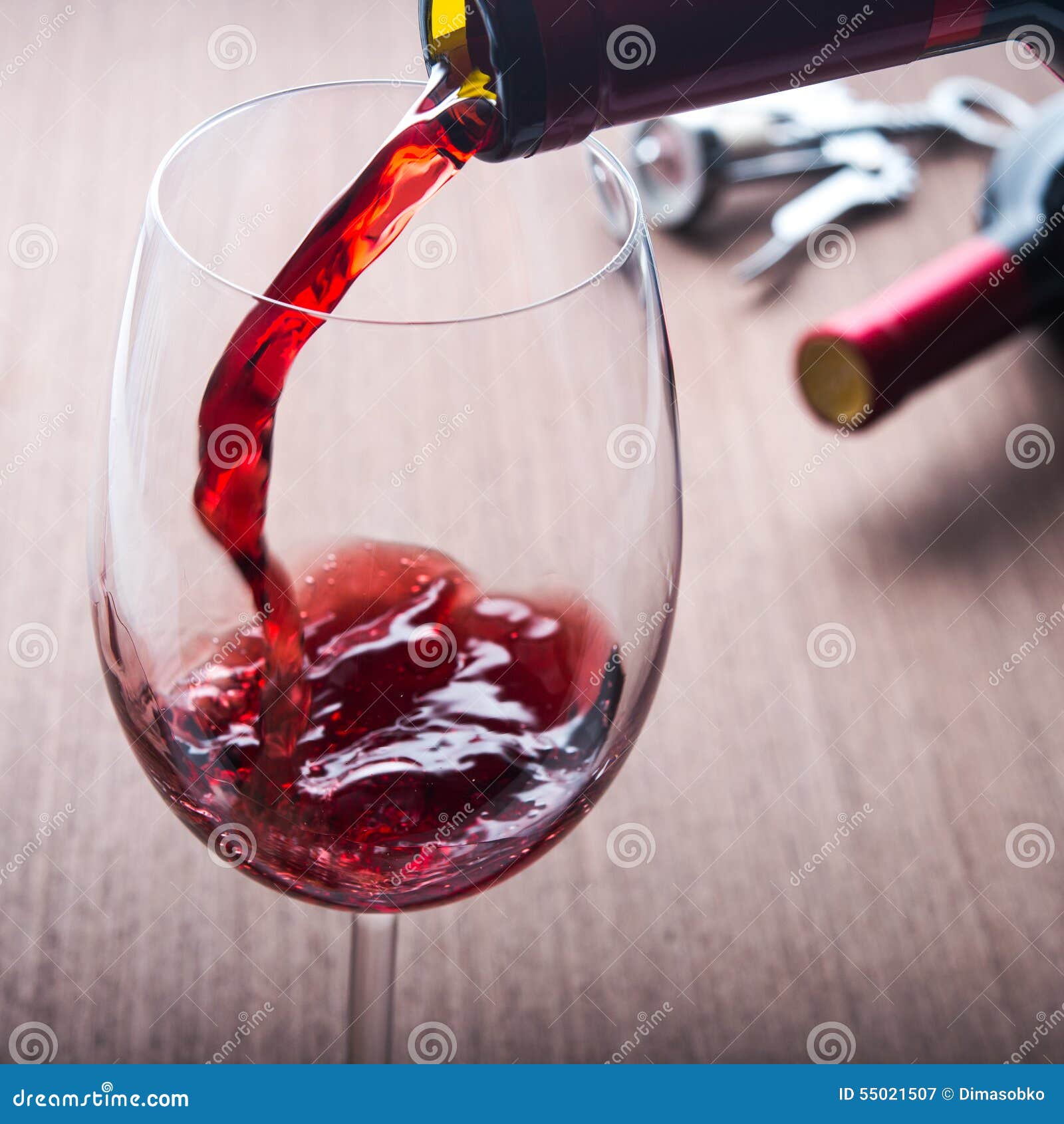 Bebida derramada do vinho imagem de stock. Imagem de adega - 55021507