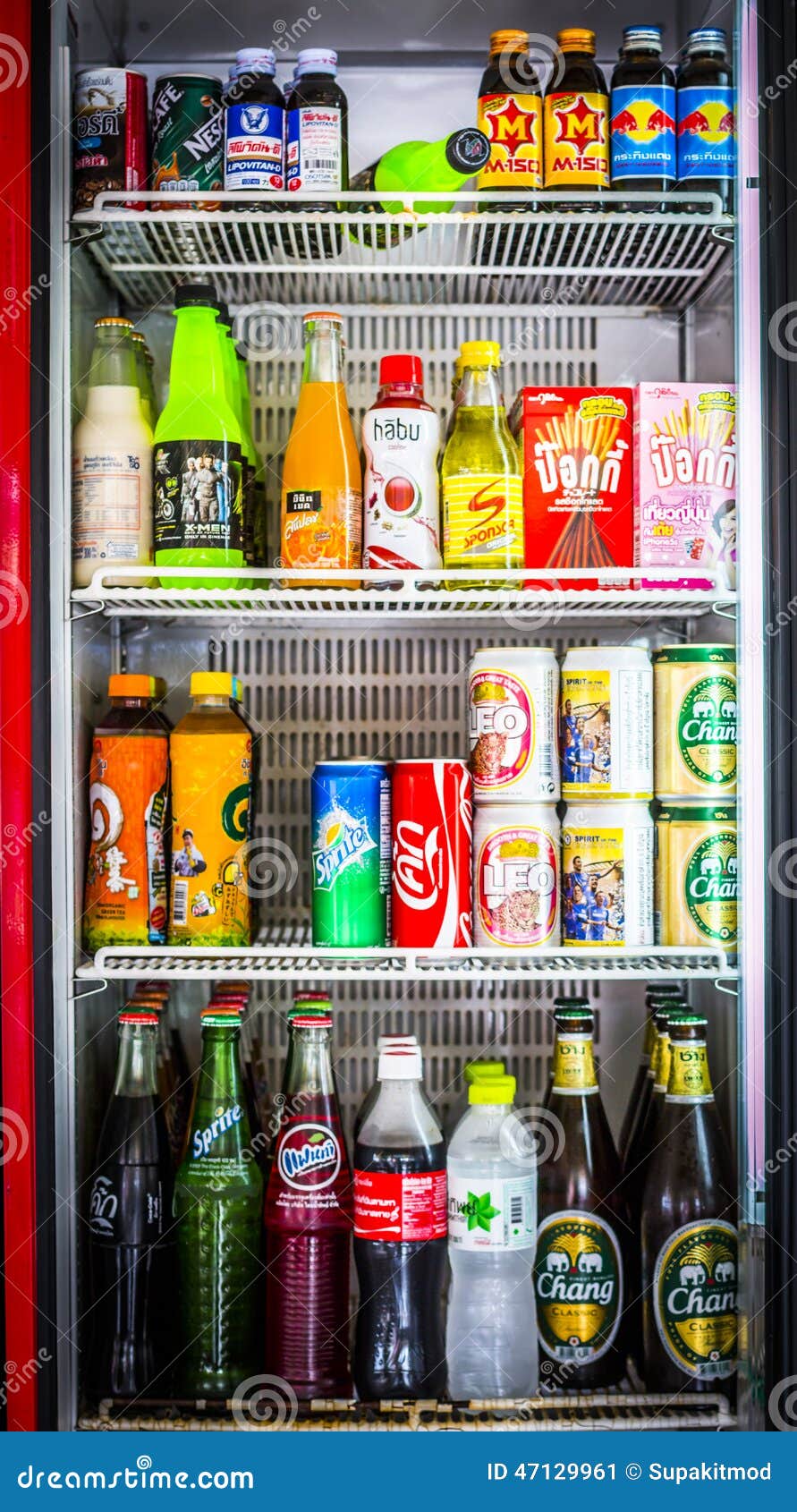 Bebida Dura Y Refresco En Refrigerador Foto editorial - Imagen de ...