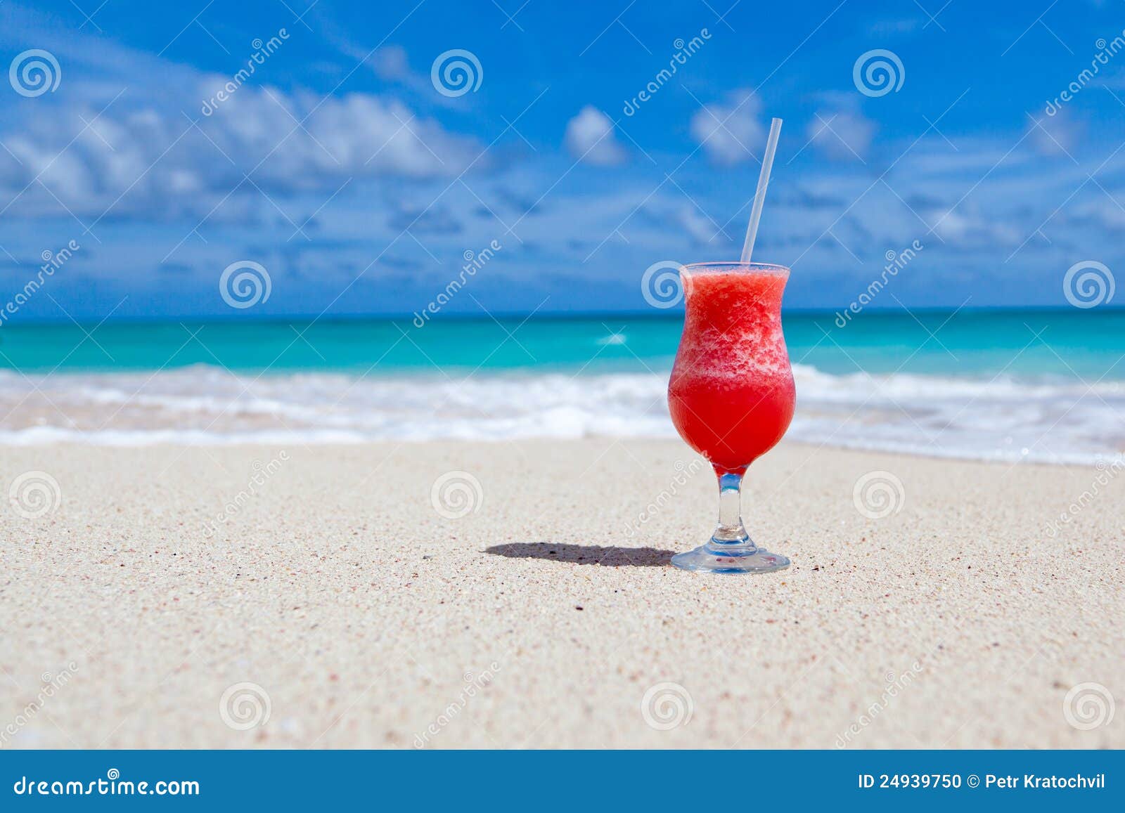 Bebida en la playa foto de archivo. Imagen de playa, verano - 24939750