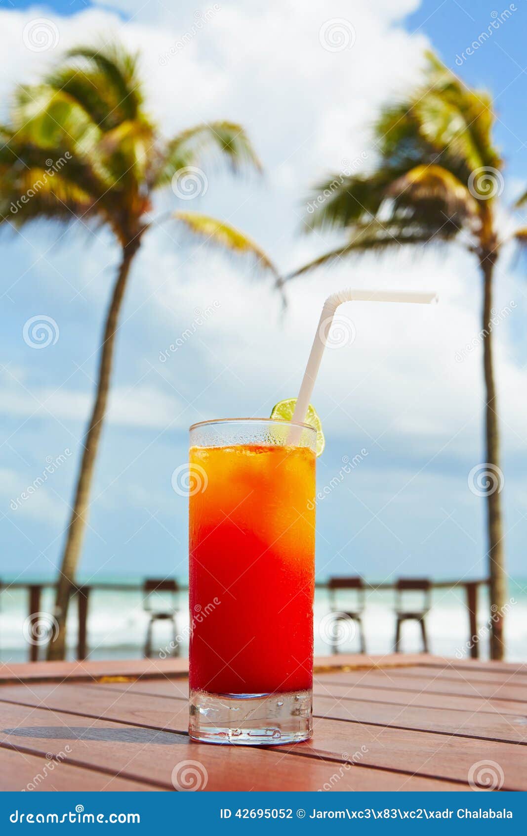 Bebida en la playa foto de archivo. Imagen de costa, relaje - 42695052