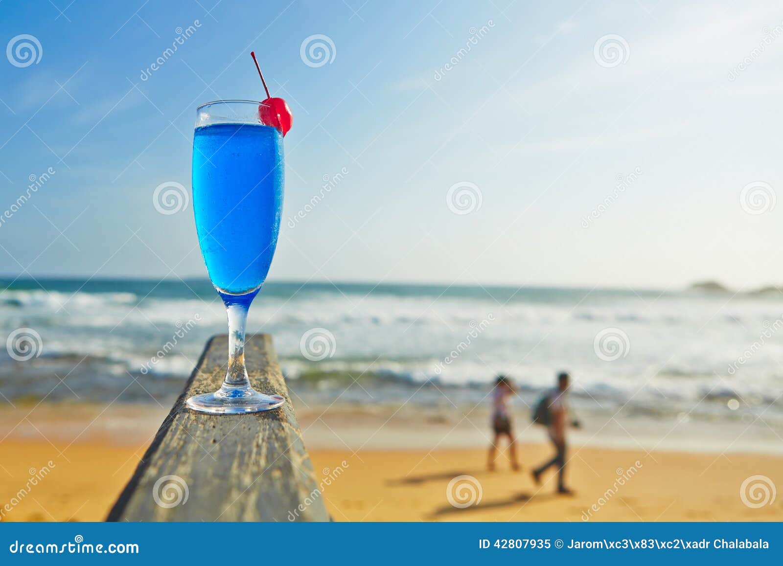 Bebida en la playa imagen de archivo. Imagen de bebida - 42807935