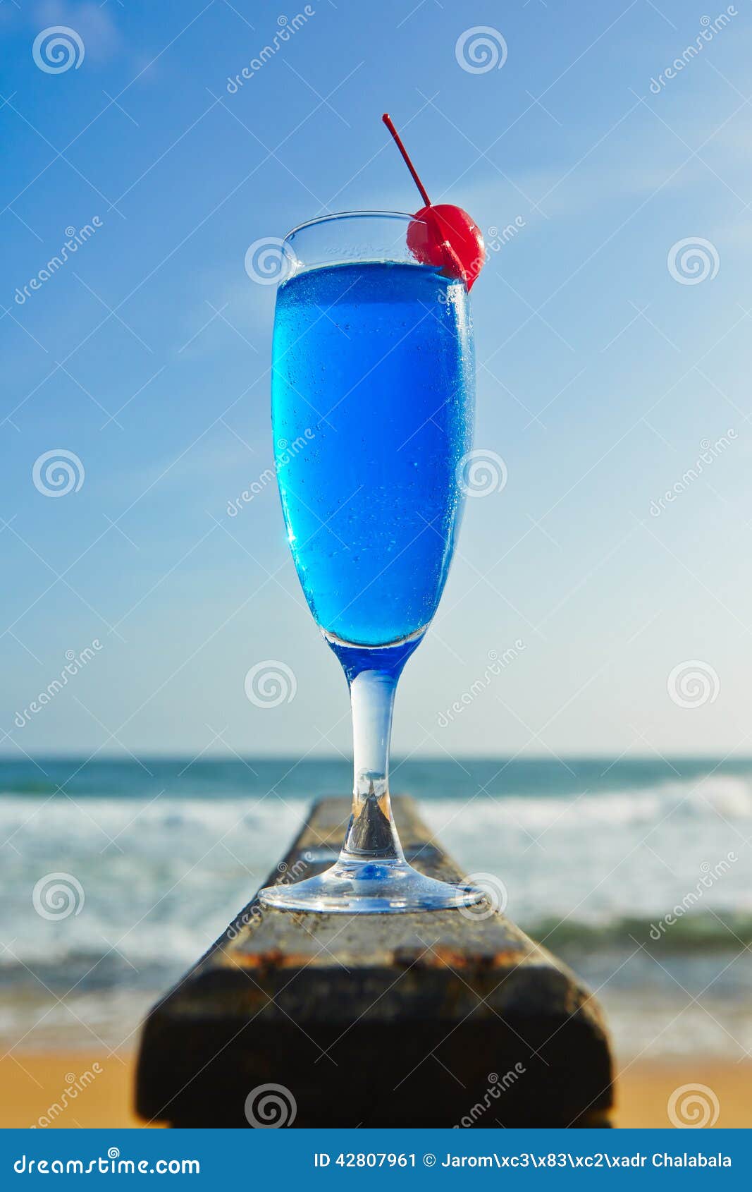 Bebida en la playa imagen de archivo. Imagen de coastline - 42807961