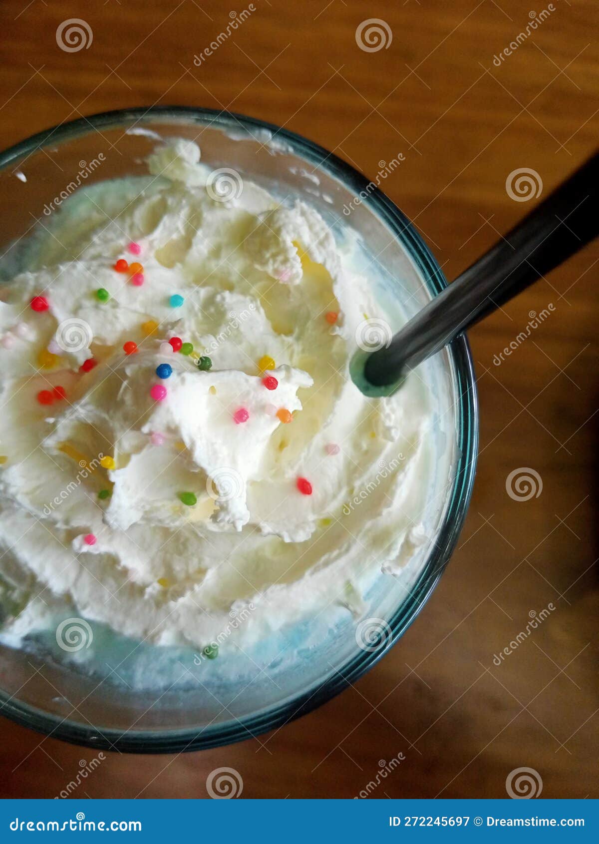 Bebida Gaseosa Con Crema Batida Imagen de archivo - Imagen de crema ...