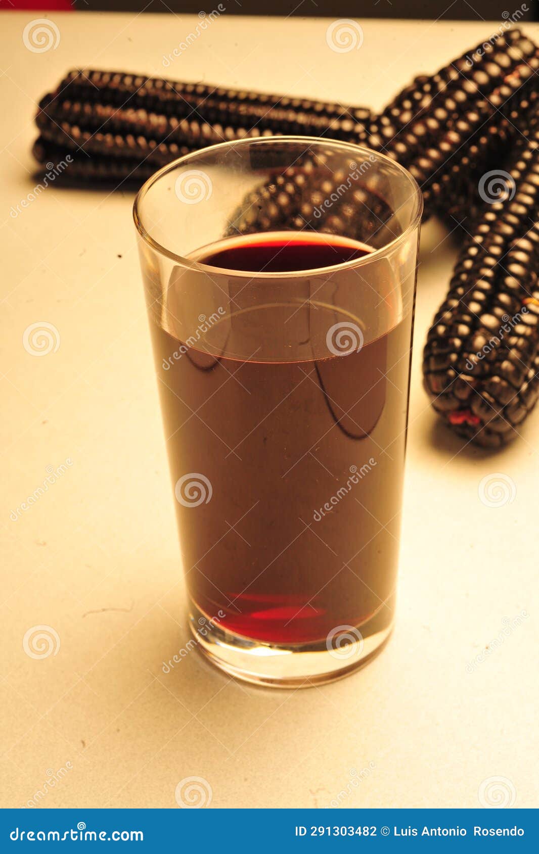 Bebida Peruana : Chicha Morada Com Milho Roxo Foto de Stock - Imagem de ...