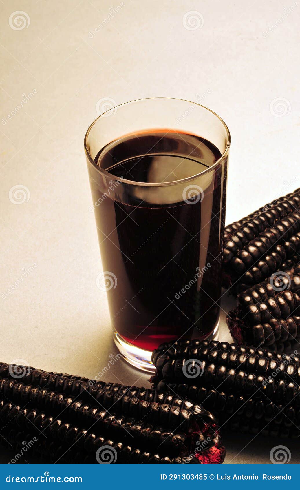 Bebida Peruana : Chicha Morada Com Milho Roxo Imagem de Stock - Imagem ...