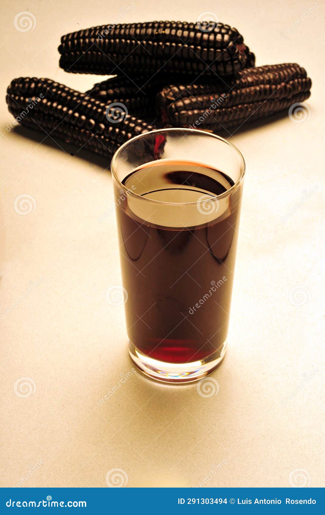 Bebida Peruana : Chicha Morada Com Milho Roxo Foto de Stock - Imagem de ...
