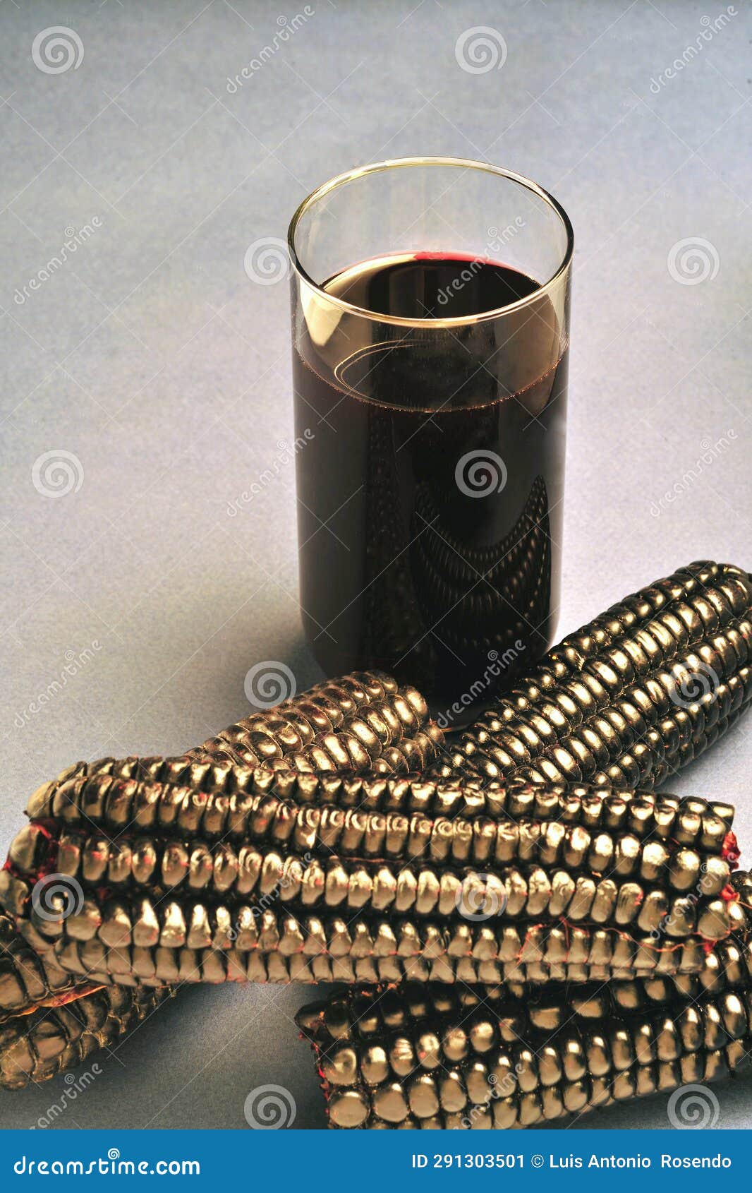 Bebida Peruana : Chicha Morada Com Milho Roxo Imagem de Stock - Imagem ...