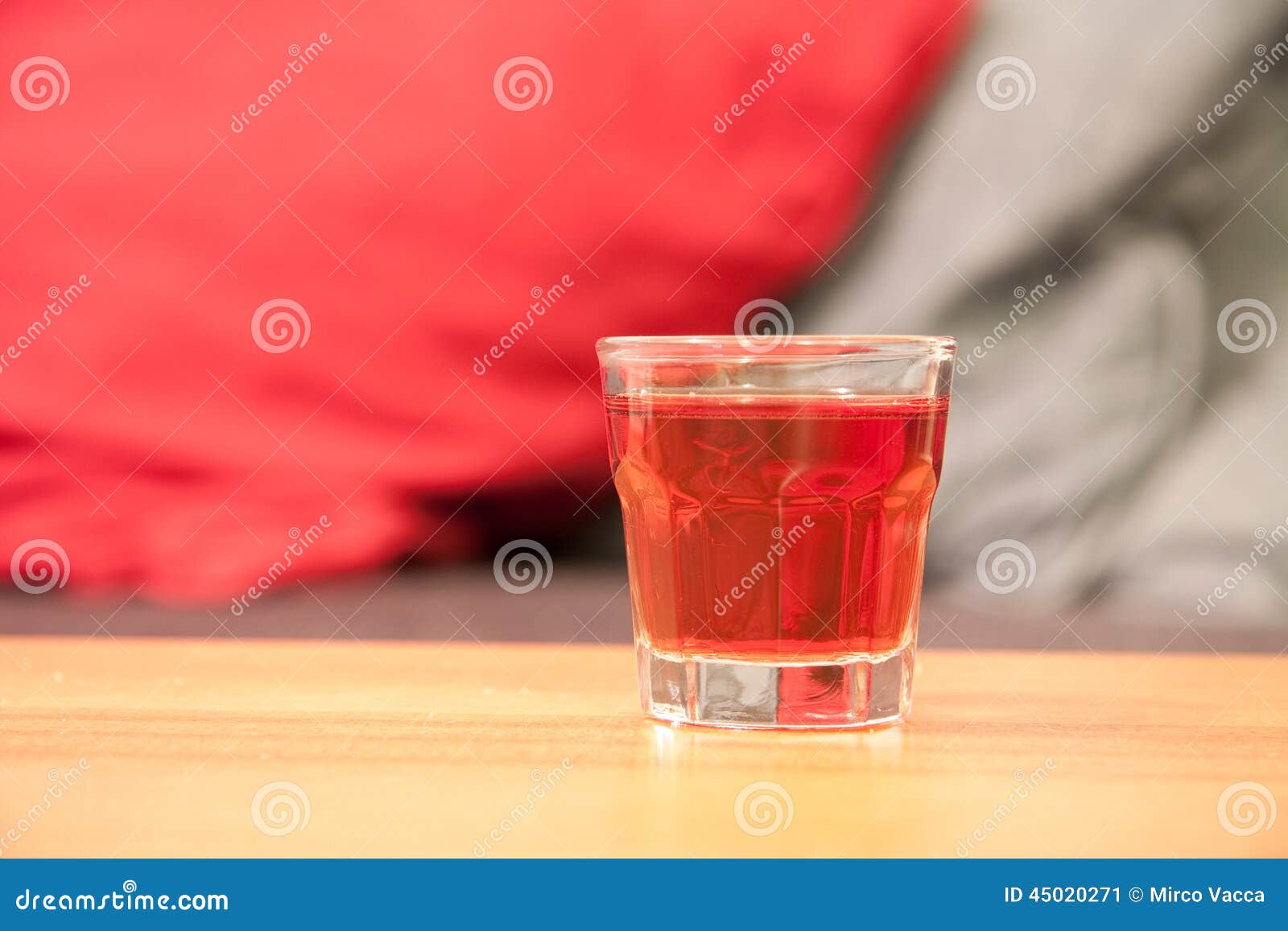 Bebida roja imagen de archivo. Imagen de vodka, rojo - 45020271