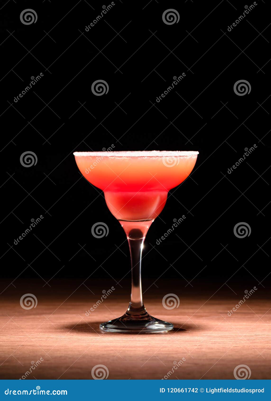 Bebida roja del alcohol foto de archivo. Imagen de frescura - 120661742