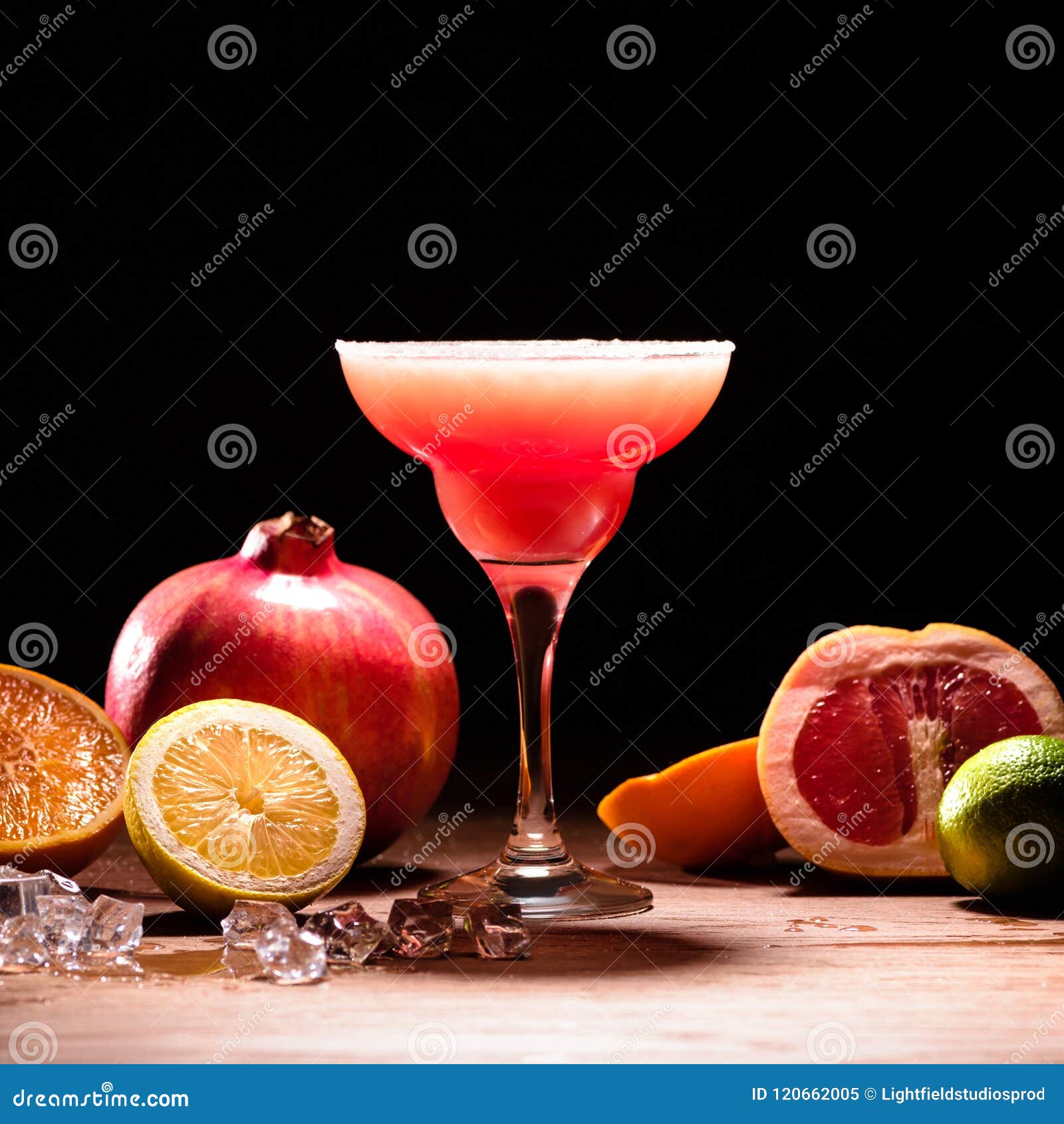 Bebida Roja Del Alcohol Con Las Frutas Maduras Imagen de archivo ...