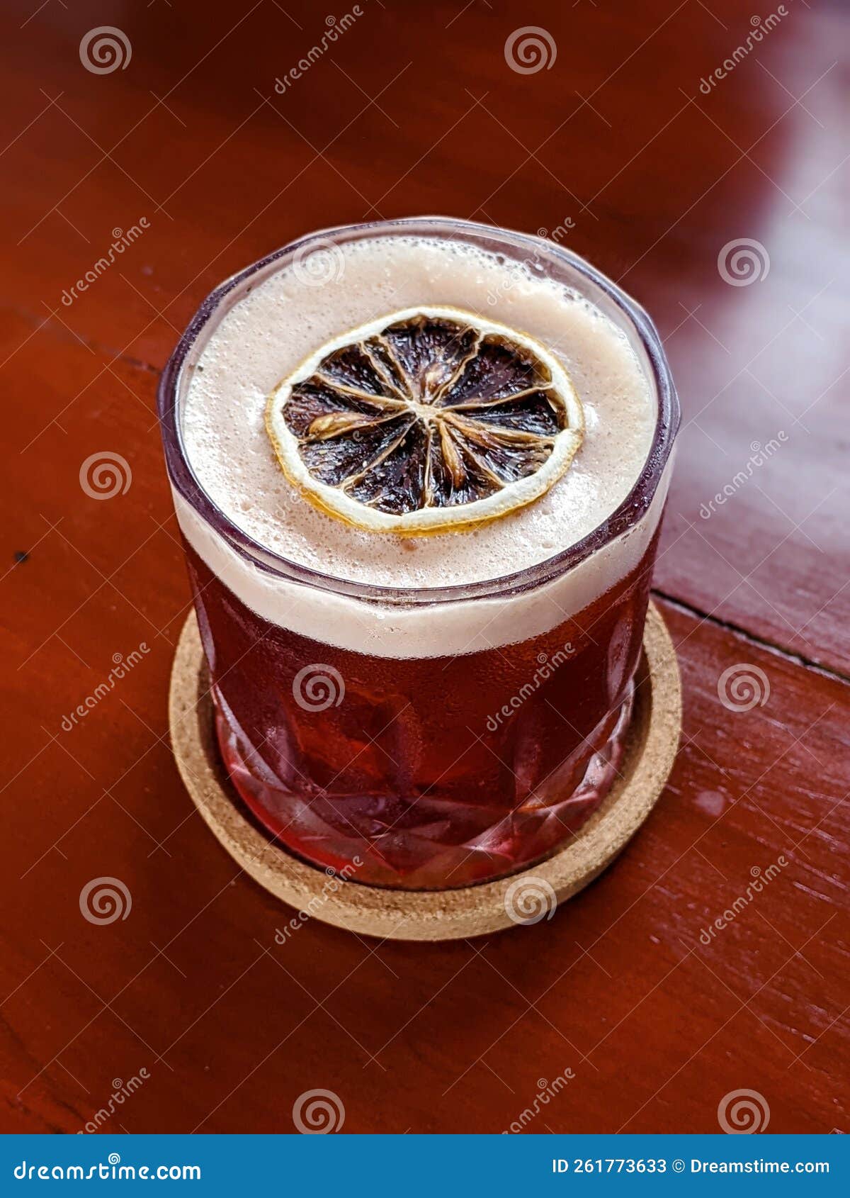 Bebida roja y cal imagen de archivo. Imagen de bebida - 261773633