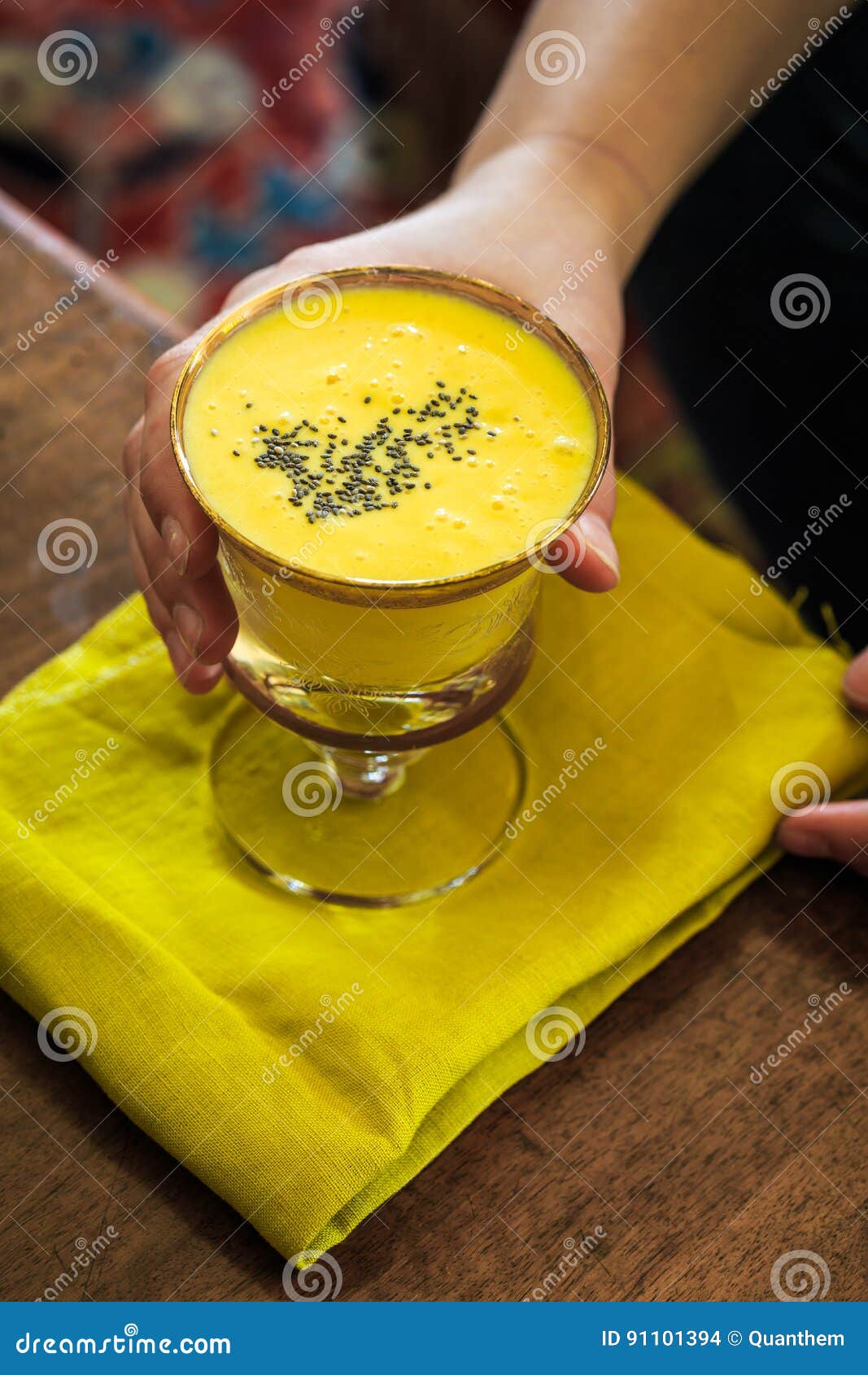 Bebida Tradicional India Del Lassi Del Mango Foto de archivo - Imagen ...