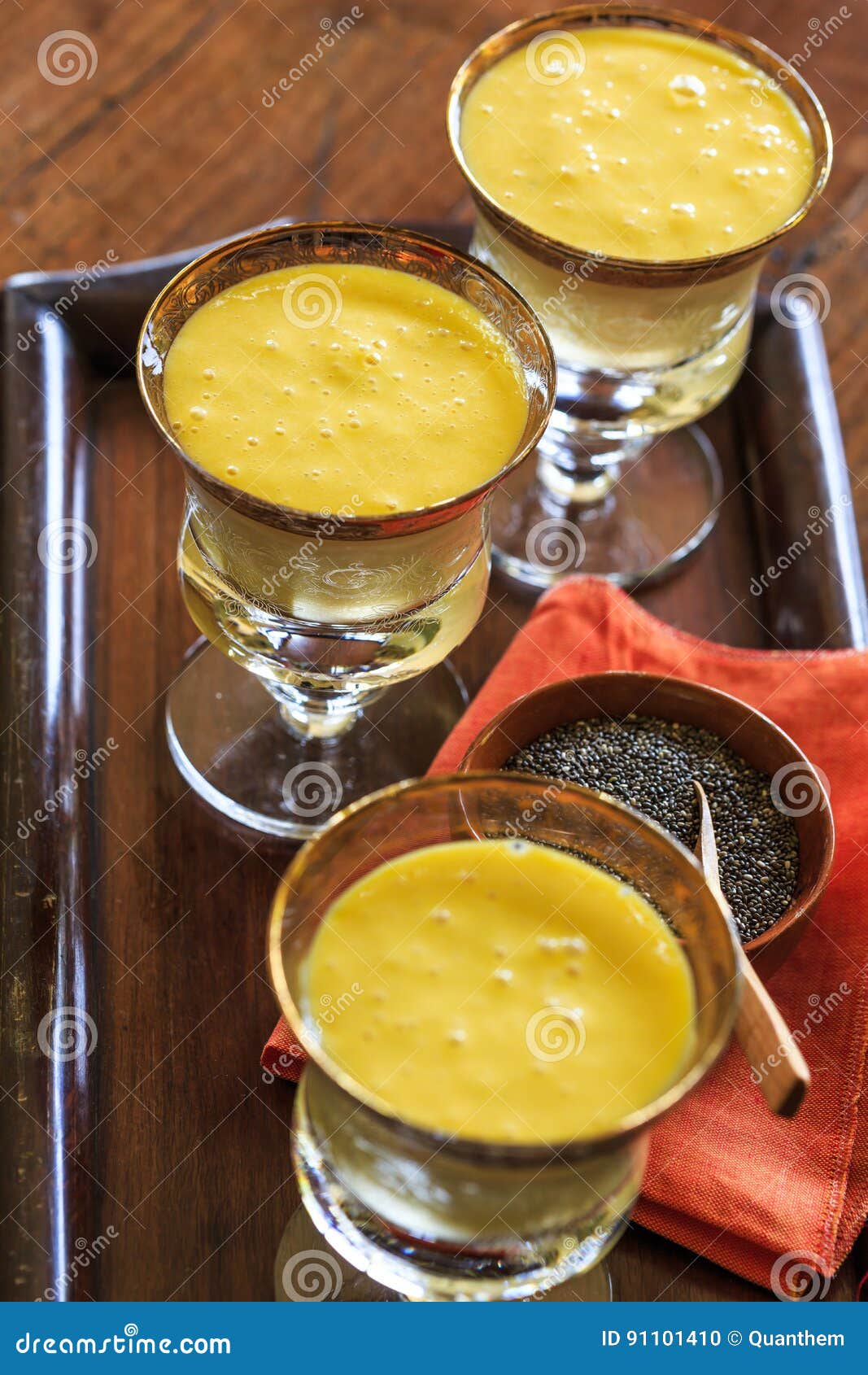 Bebida Tradicional India Del Lassi Del Mango Foto de archivo - Imagen ...