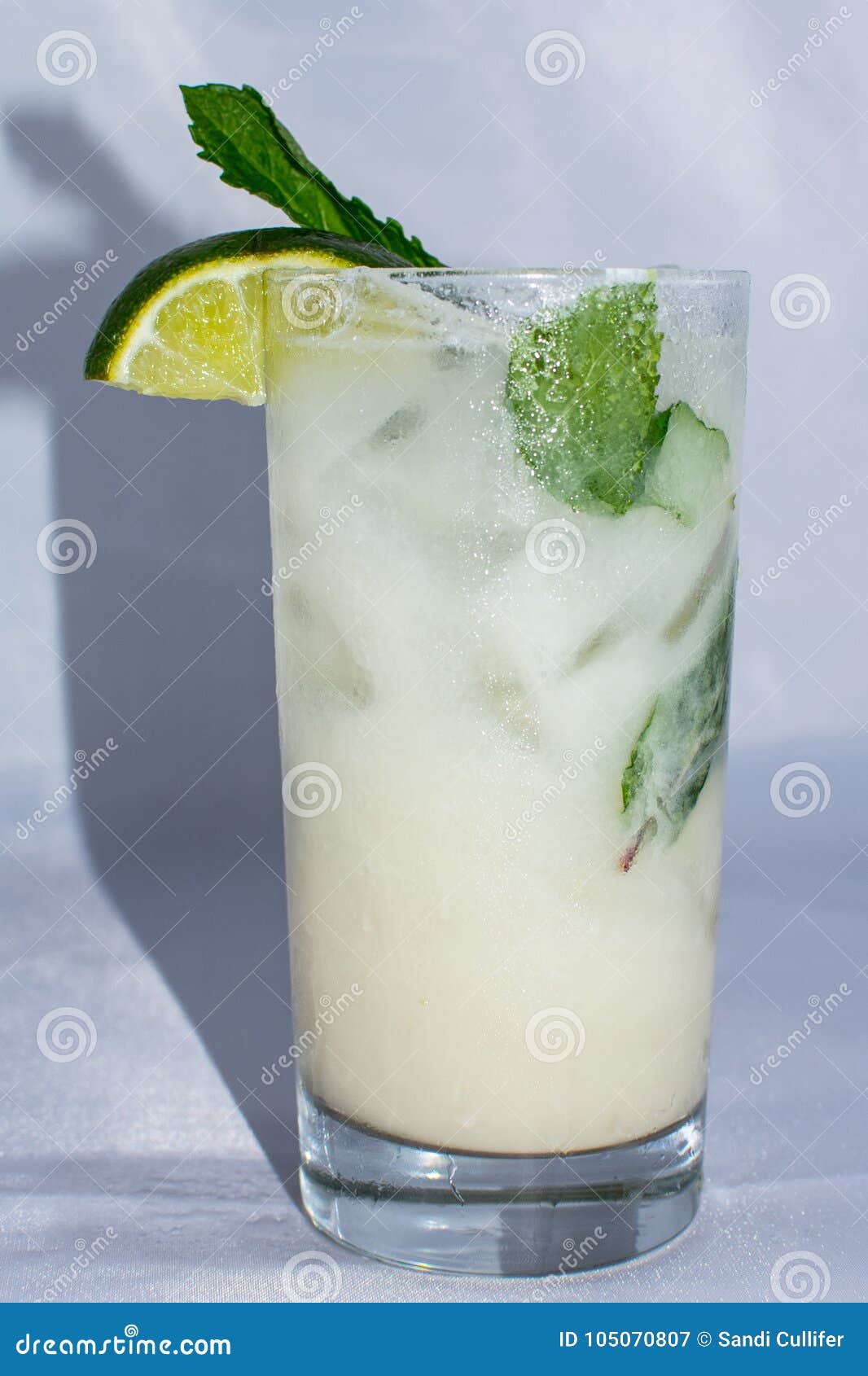 Bebida Tropical Del Ron Del Coco En Blanco Imagen de archivo - Imagen ...