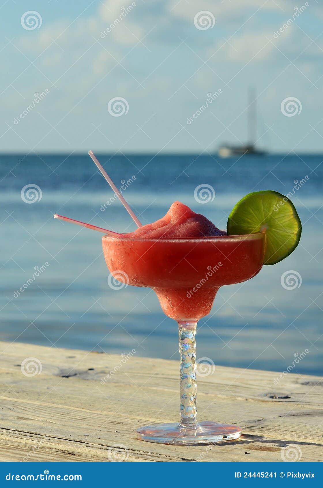 Bebida Tropical En La Playa Imagen de archivo - Imagen de bebidas ...