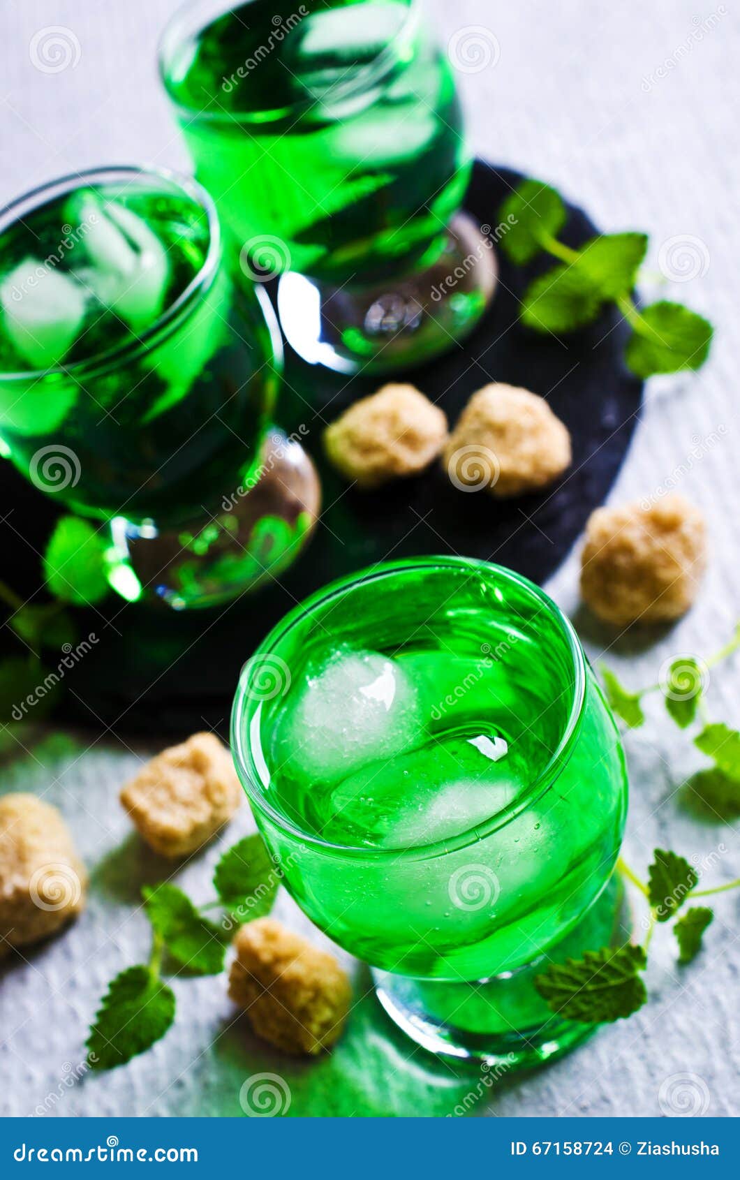 Bebida verde transparente foto de archivo. Imagen de alimento - 67158724