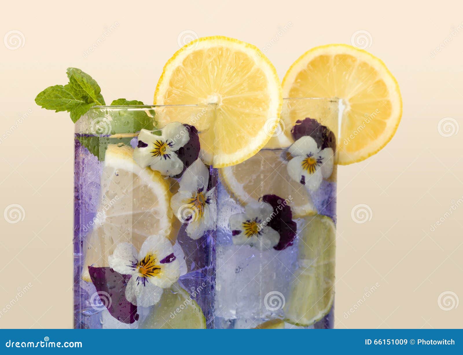 Bebida Violeta Con Las Flores Comestibles Imagen de archivo - Imagen de ...