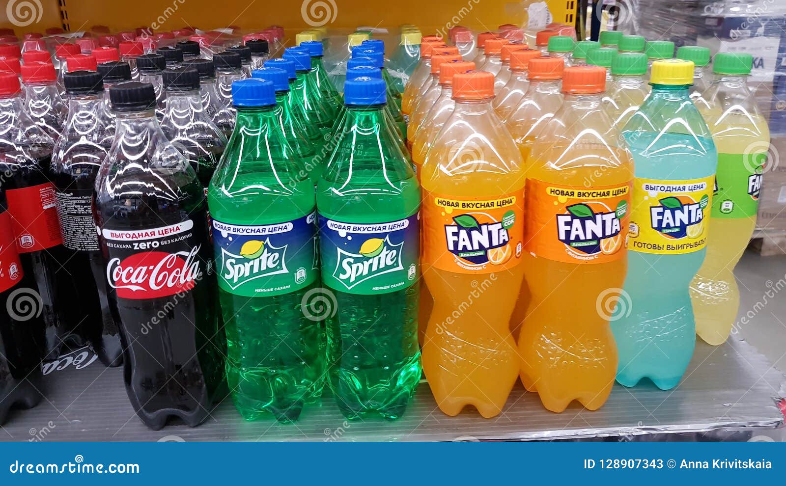 Bebidas Carbonatadas Em Um Supermercado Foto de Stock Editorial ...