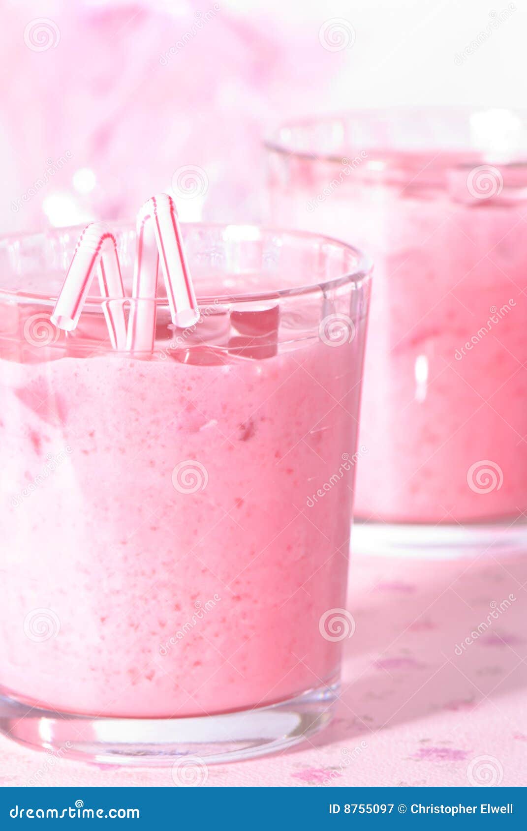 Bebidas da cor-de-rosa imagem de stock. Imagem de mistura - 8755097