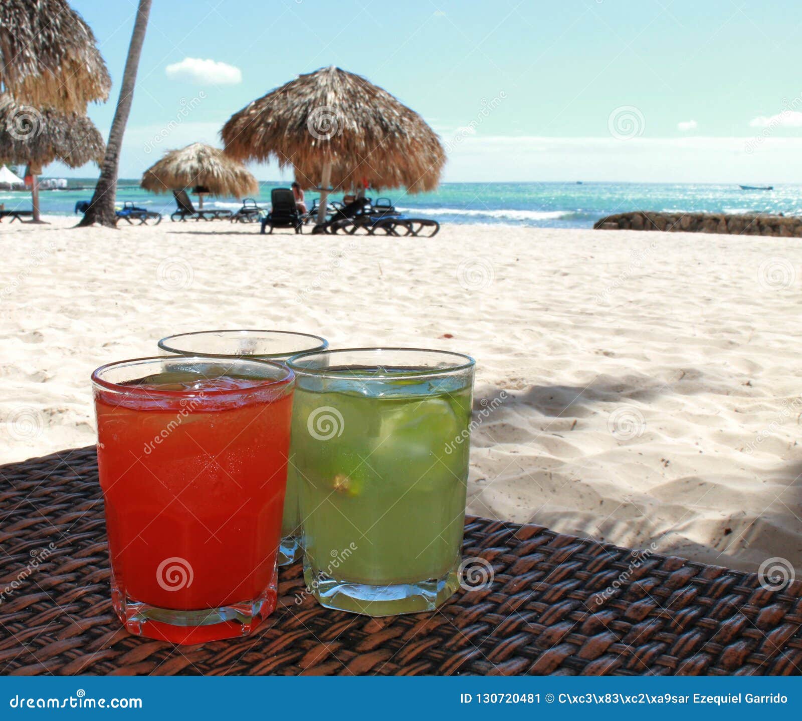 Bebidas Del Caribe En La Playa Imagen de archivo - Imagen de arena ...