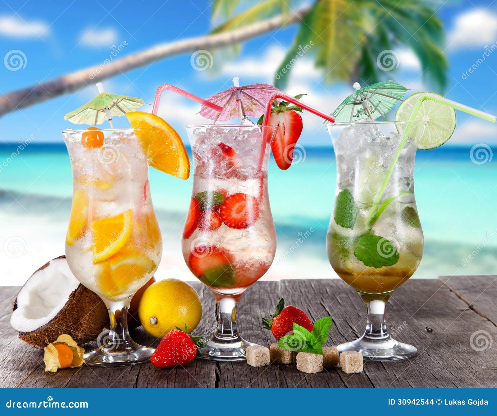 Bebidas Del Verano En La Playa Foto de archivo - Imagen de tropical ...