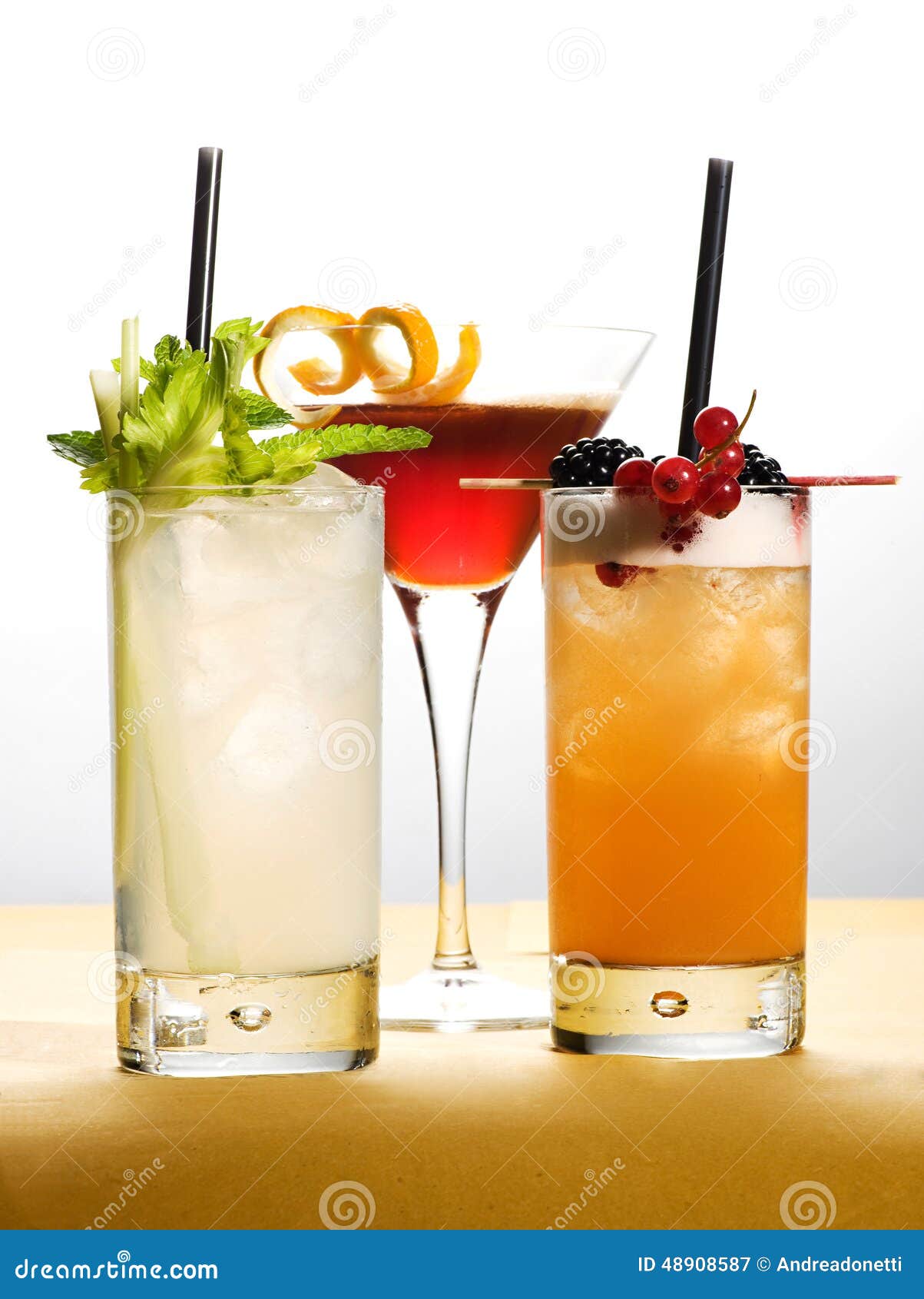 Bebidas Diferentes Em Vidros Com Frutos E Folhas Imagem de Stock ...