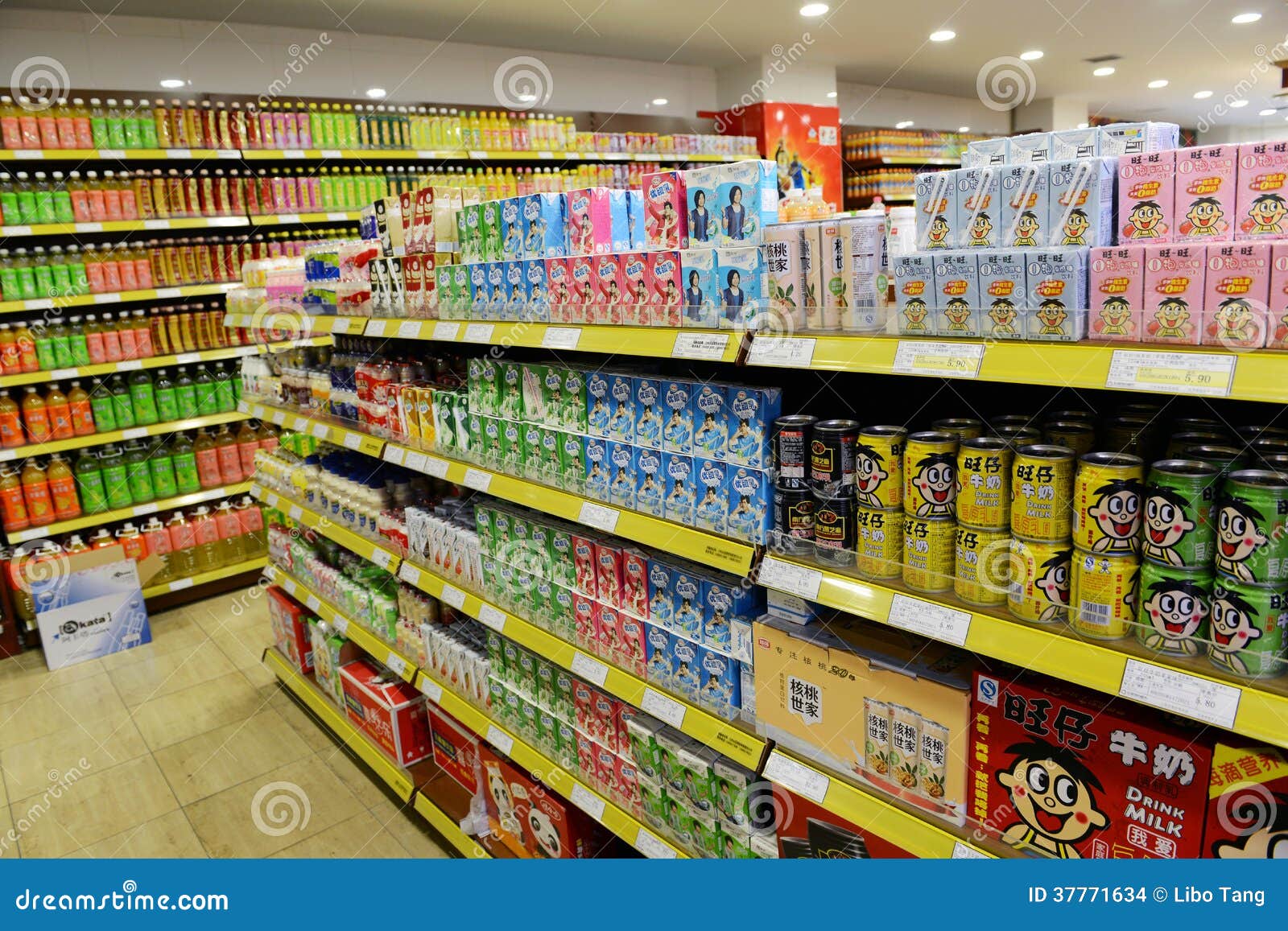 Bebidas en el supermercado imagen de archivo editorial. Imagen de ... Bebidas en el supermercado imagen de archivo editorial. Imagen de ...