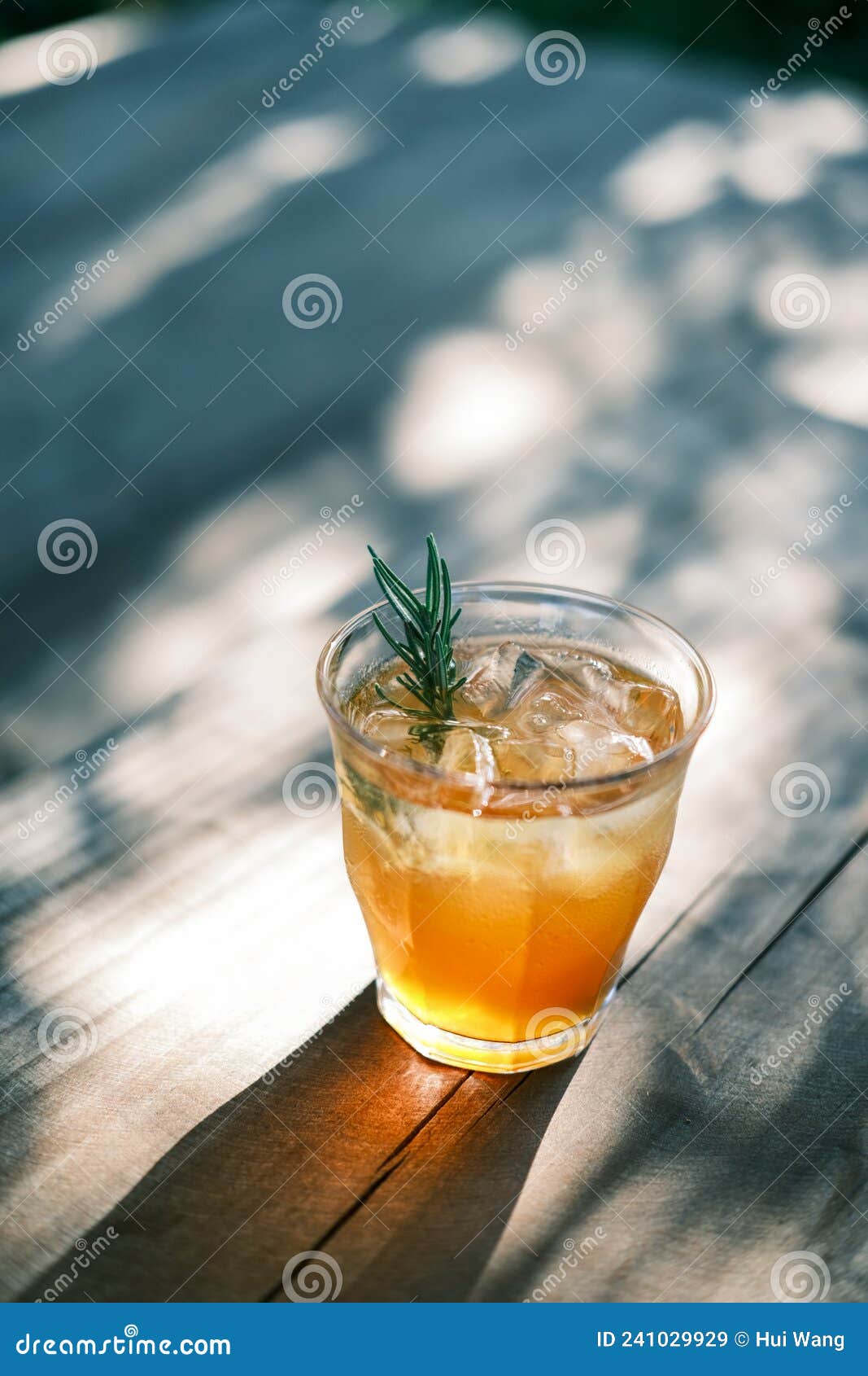 Bebidas heladas al sol imagen de archivo. Imagen de cristal - 241029929