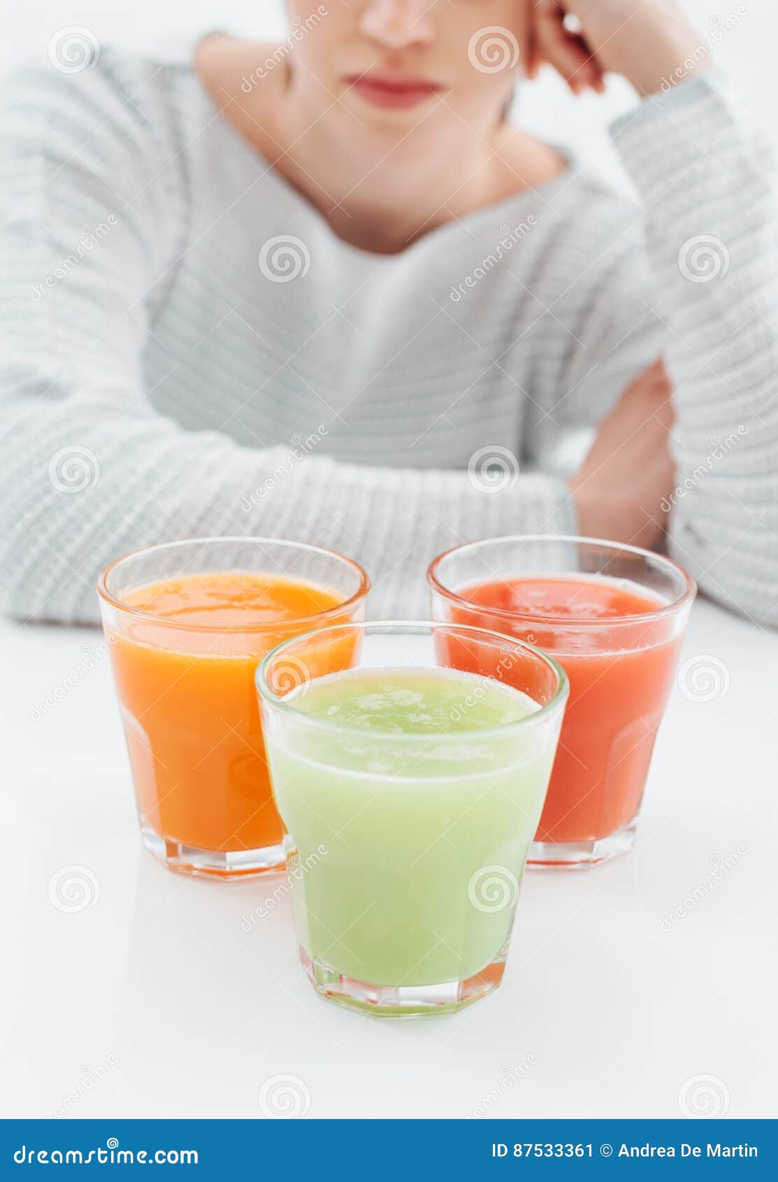 Bebidas naturales sanas imagen de archivo. Imagen de travieso - 87533361