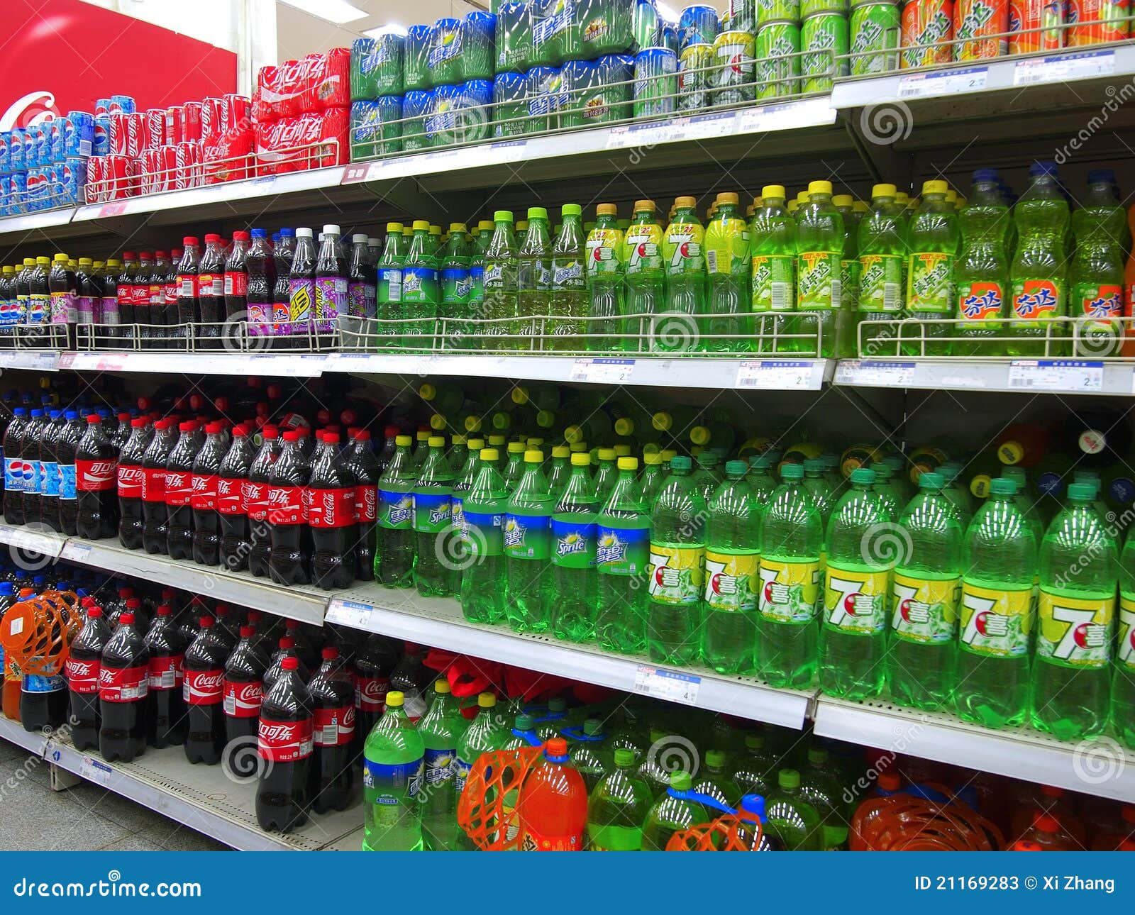 Bebidas No Alcohólicas Y Bebidas En Supermercado Foto de archivo ... Bebidas No Alcohólicas Y Bebidas En Supermercado Foto de archivo ...