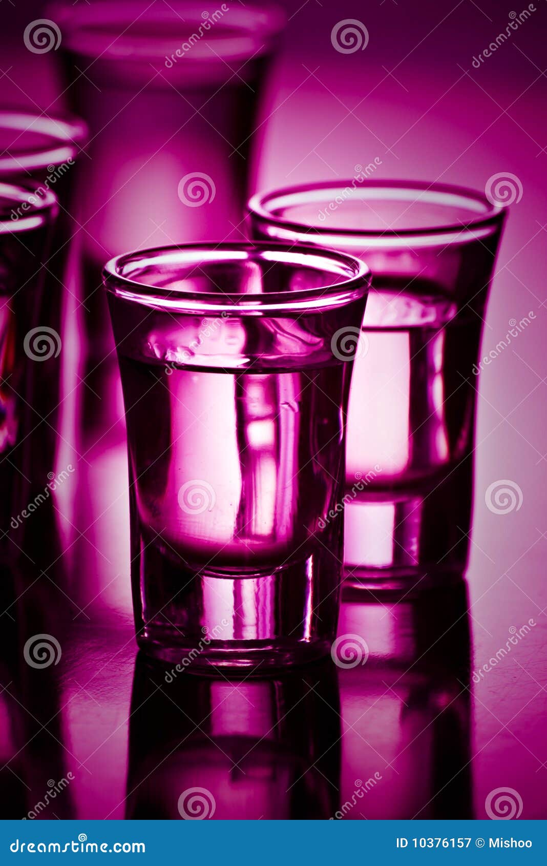 Bebidas no roxo imagem de stock. Imagem de fresco, puro - 10376157