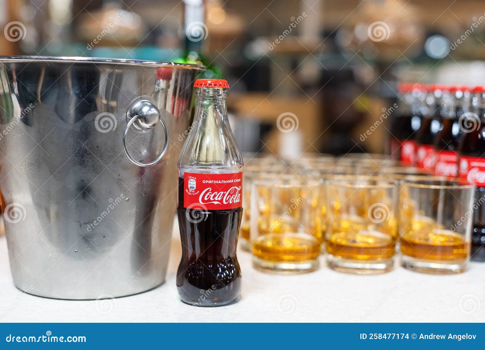 Bebidas Refrescantes Refrescos Y Alcohol. Imagen de archivo editorial ...