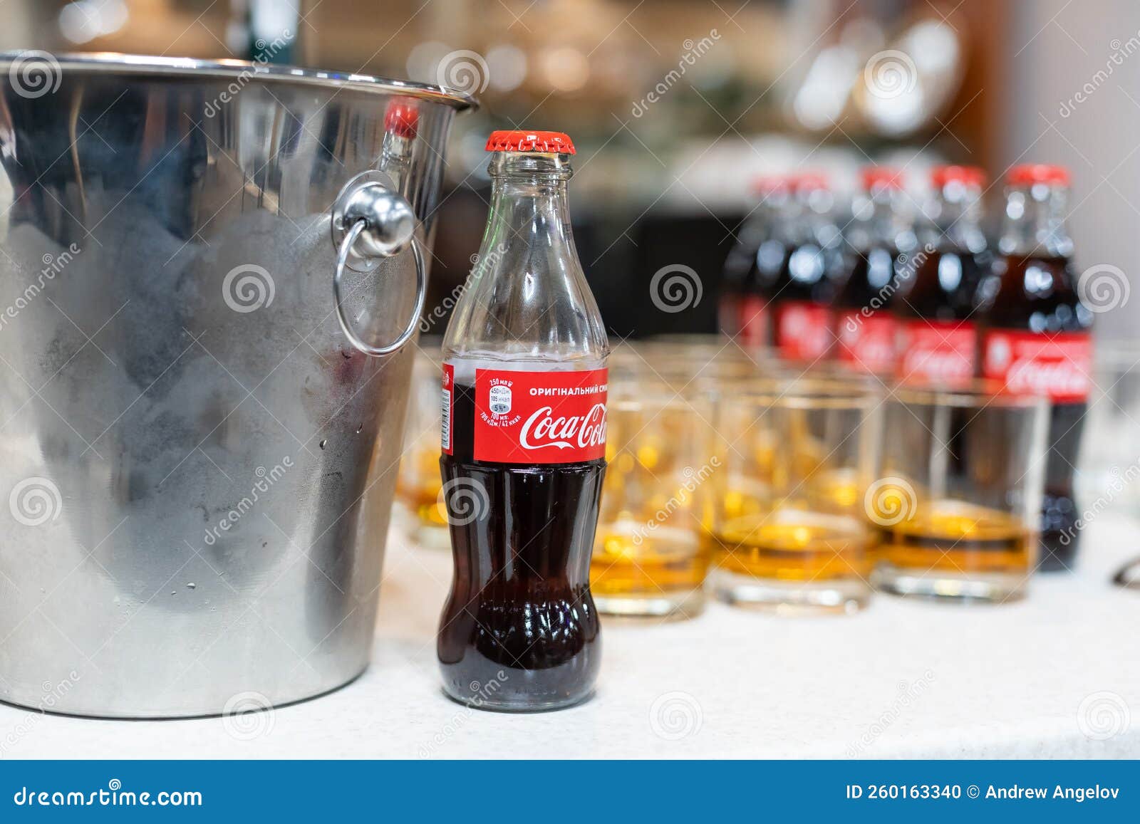 Bebidas Refrescantes Refrescos Y Alcohol. Imagen editorial - Imagen de ...