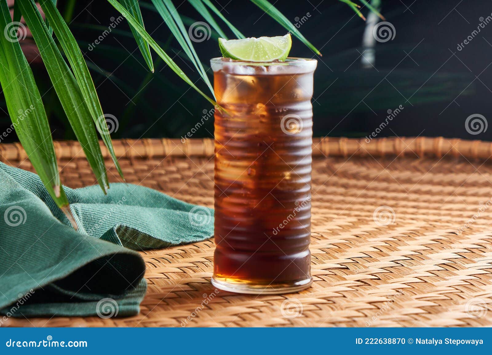Bebidas Refrigeradas De Verano Con Ron Y Cola Foto de archivo - Imagen ...