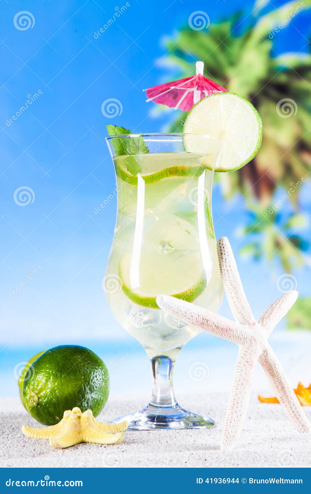 Bebidas Tropicales En La Playa Foto de archivo - Imagen de fruta ...