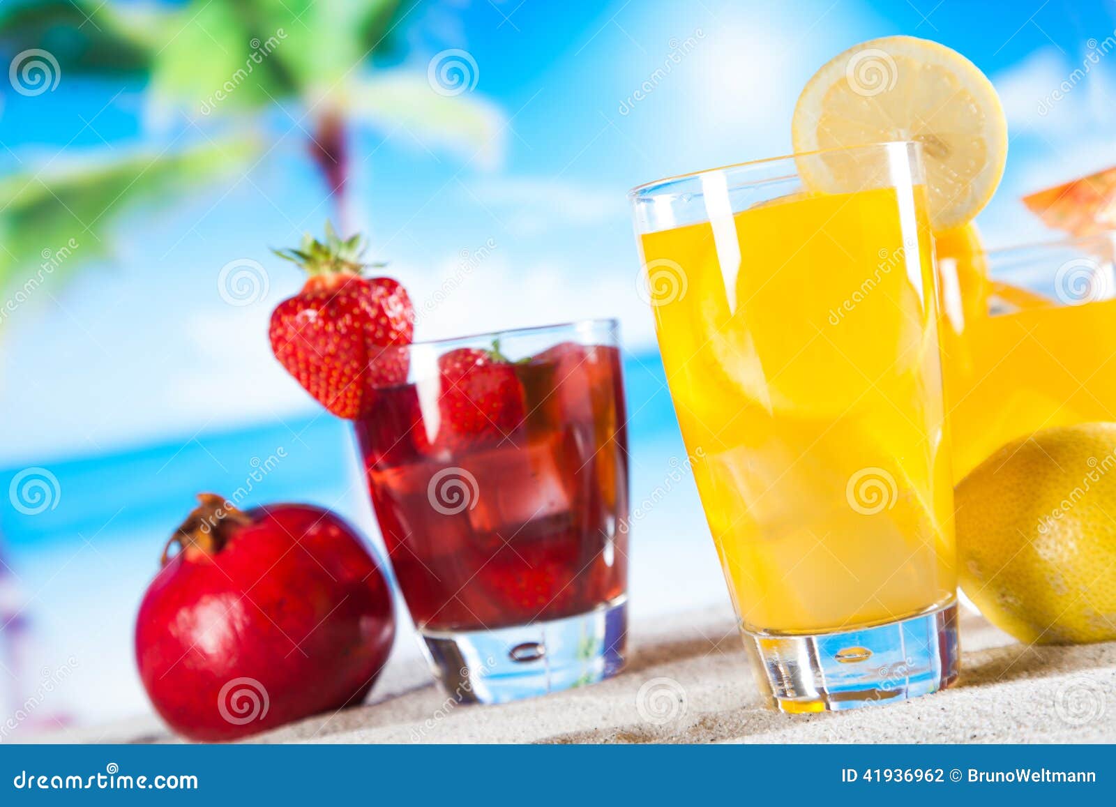 Bebidas Tropicales En La Playa Foto de archivo - Imagen de lifestyle ...