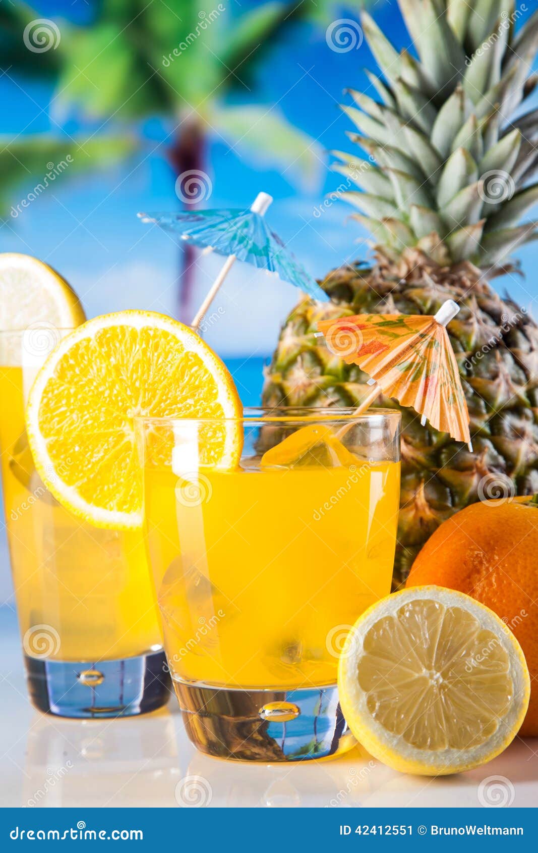 Bebidas Tropicales En La Playa Imagen de archivo - Imagen de orilla ...