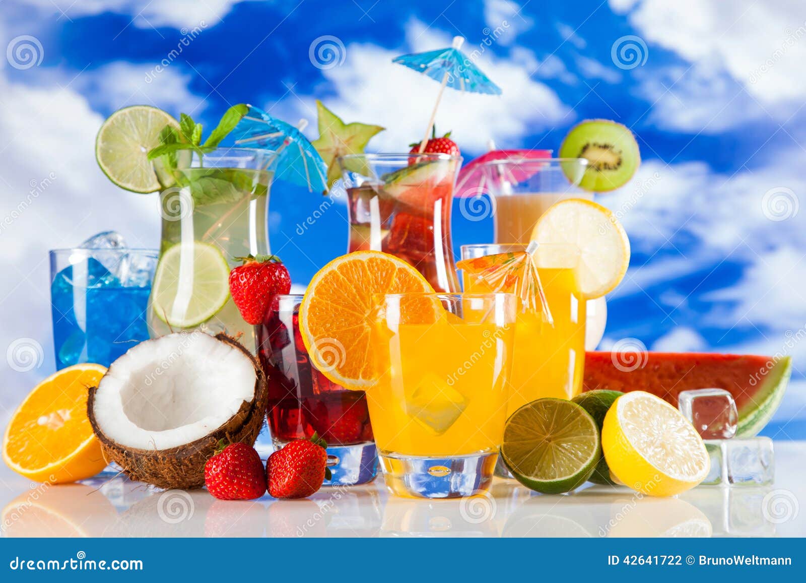 Bebidas Tropicales En La Playa Foto de archivo - Imagen de cubo, hoja ...