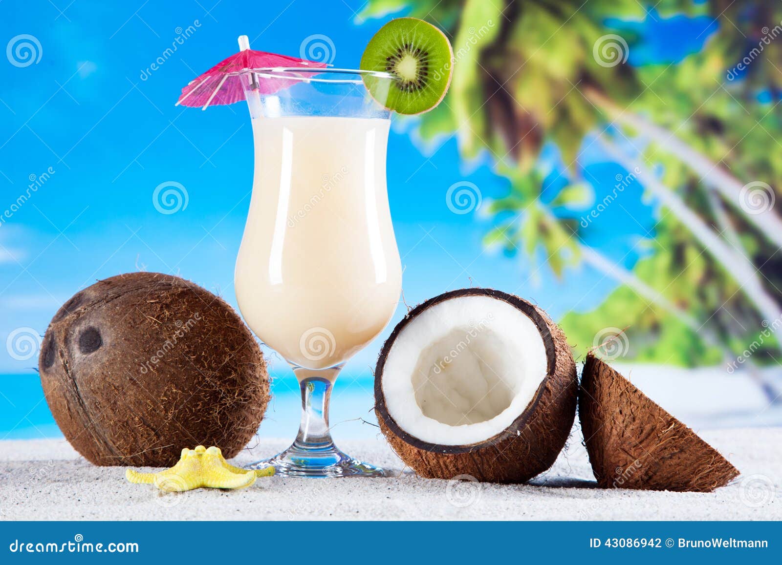 Bebidas Tropicales En La Playa Foto de archivo - Imagen de leche ...