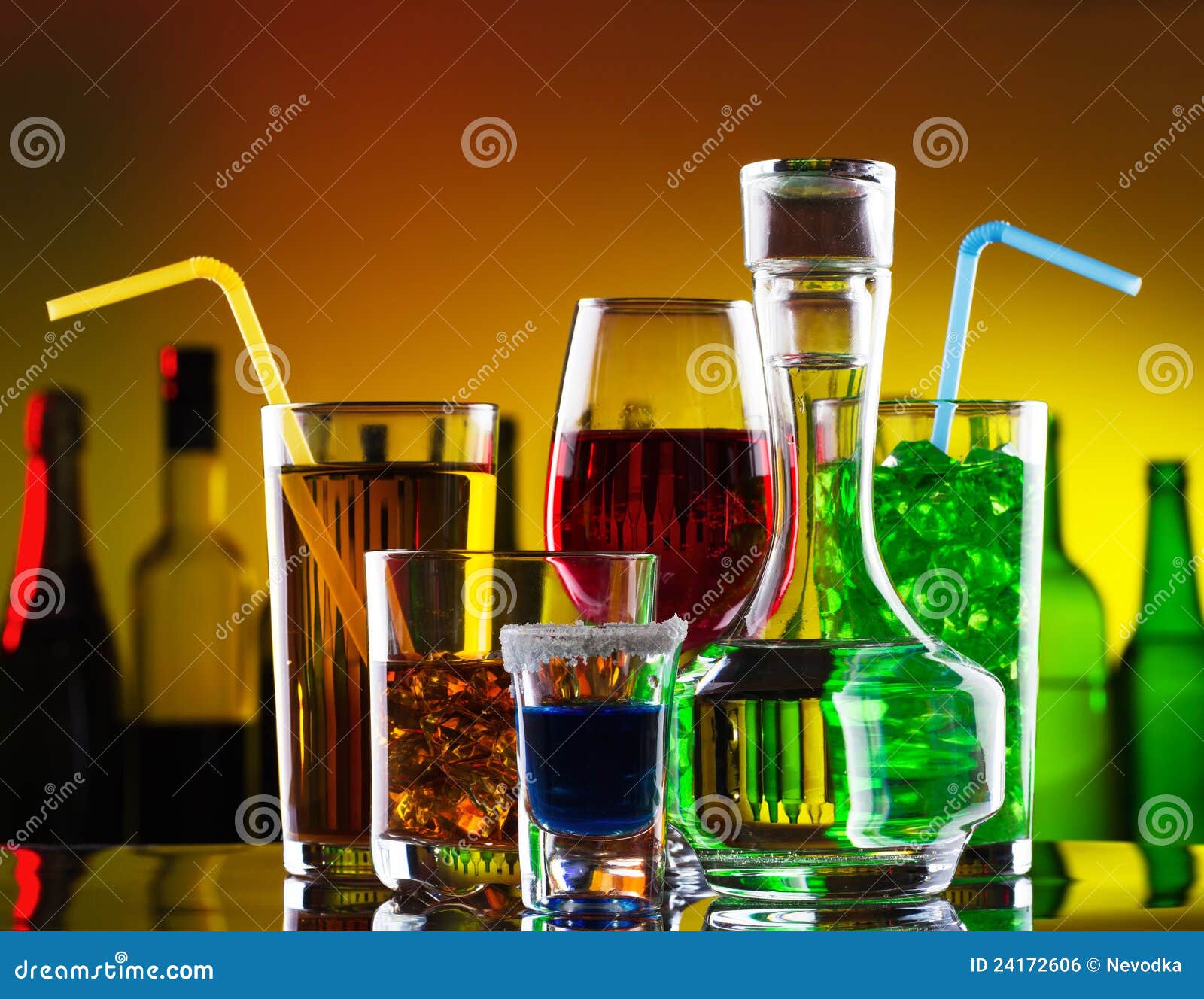 Bebidas Y Cocteles Del Alcohol Foto de archivo - Imagen de jarra ...