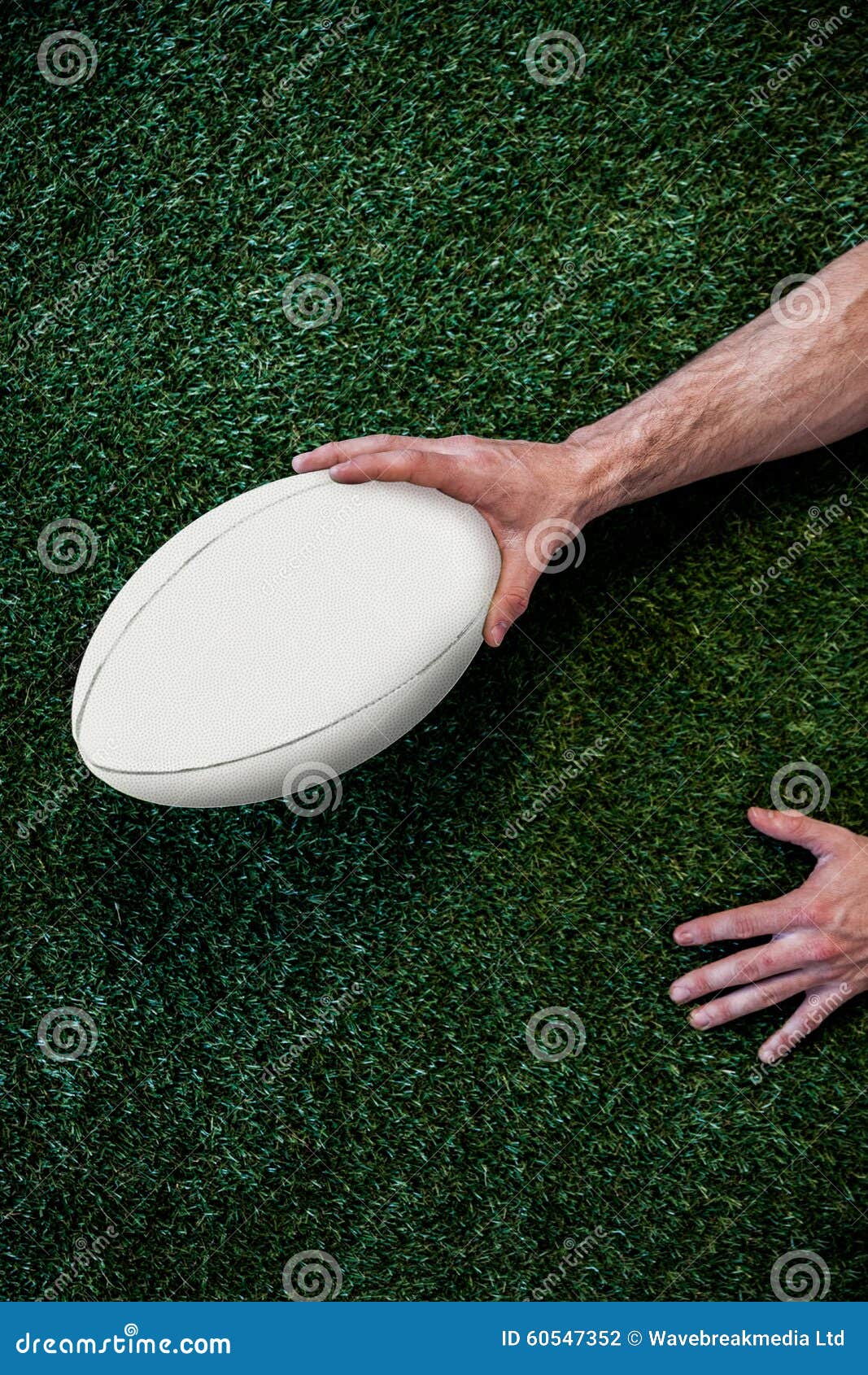 Bebouwd Beeld Van Een Het Rugbybal Van De Mensenholding Stock Foto ...