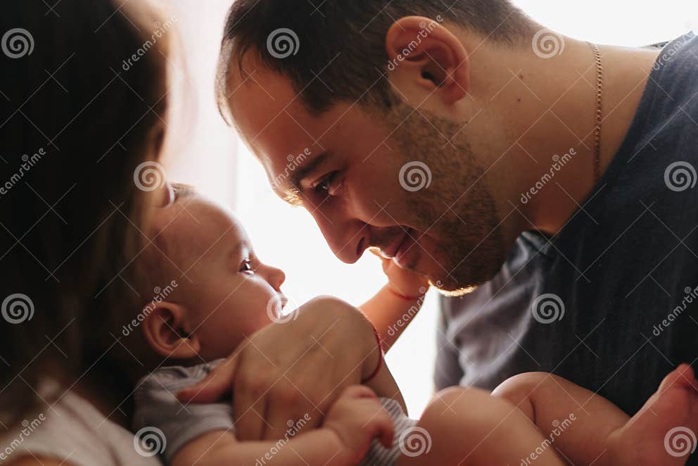 Bebé Con Sus Padres Jugando En La Cama Feliz Familia En Casa Fotos Acogedoras De Estilo De Vida