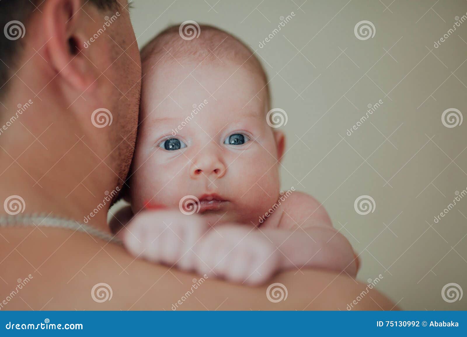 Bebé Dulce En Las Manos De Los Padres Foto de archivo - Imagen de muchacho, adorable: 75130992