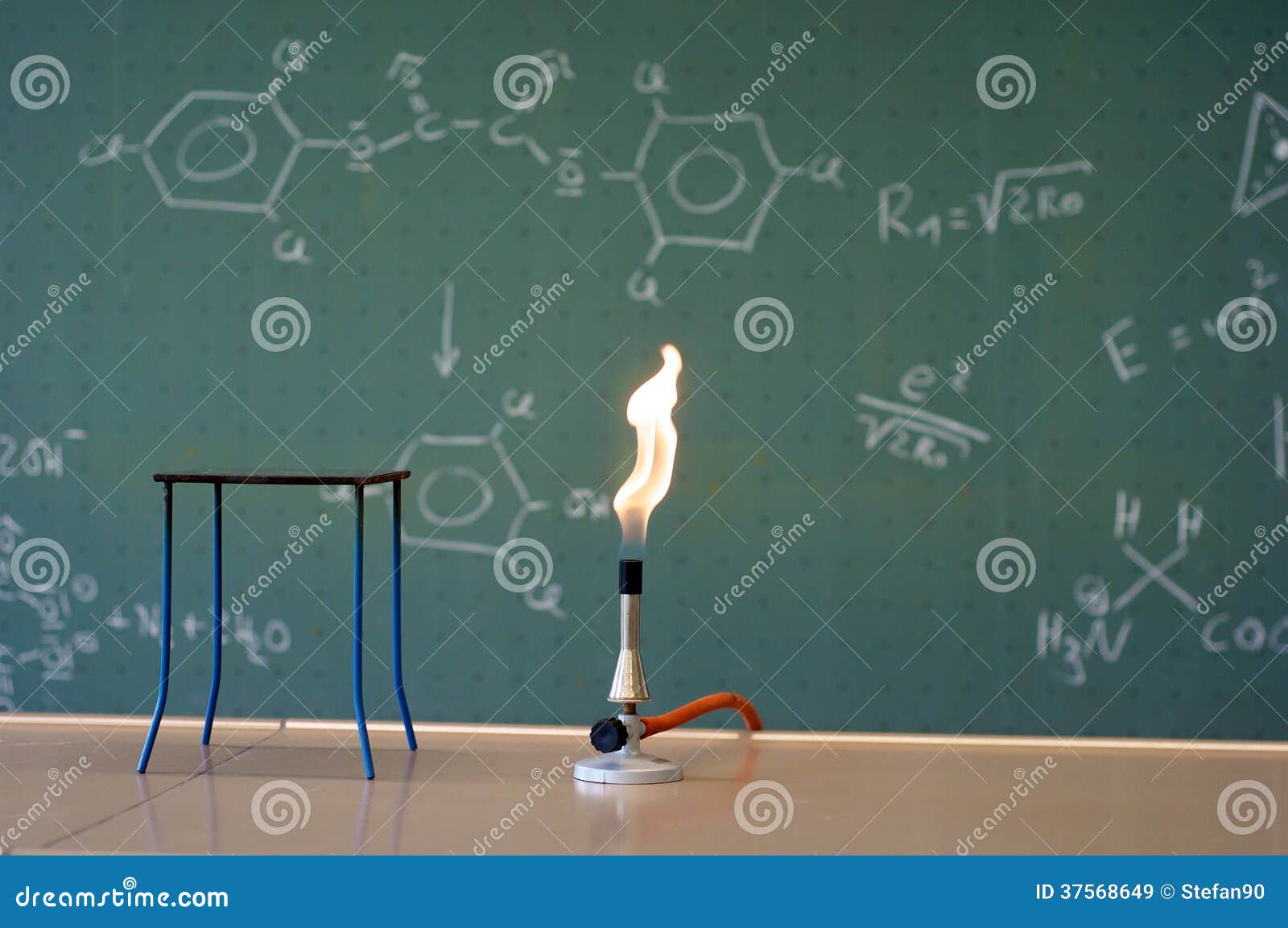 Bec Bunsen Dans Un Laboratoire Image stock - Image du danger, brûlure ...