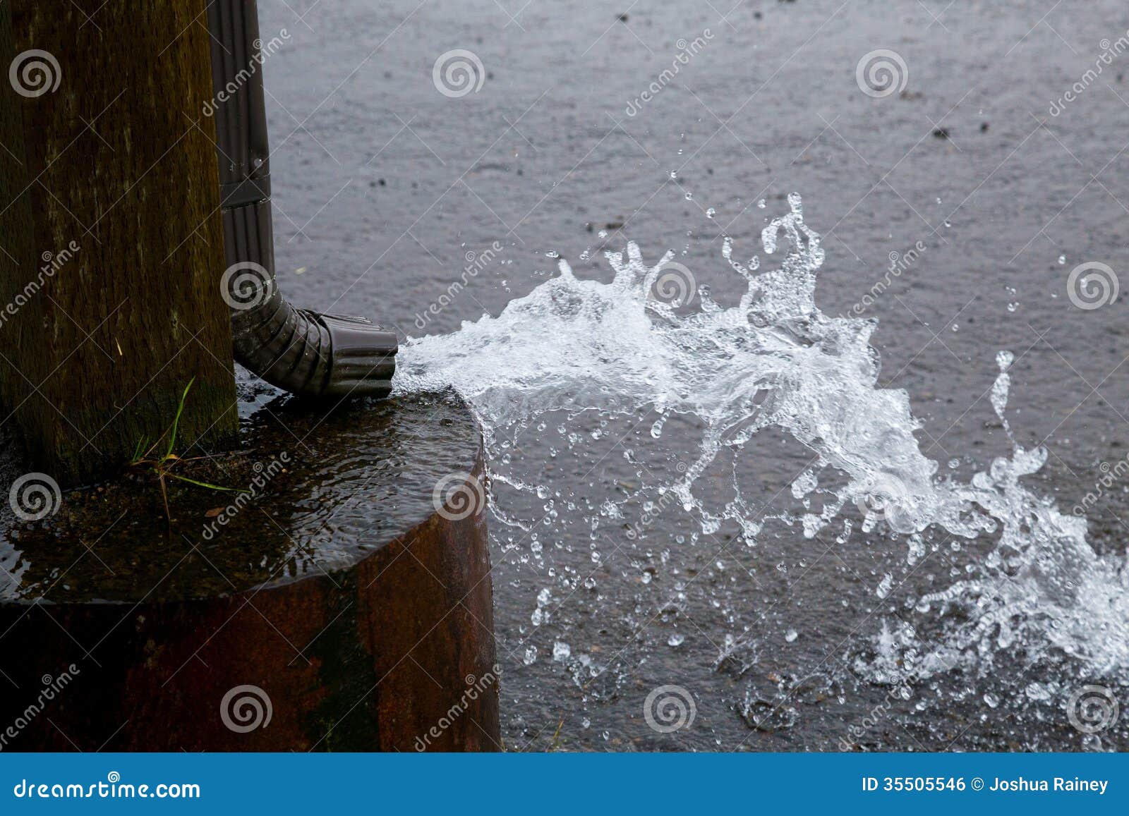 Becco Dello Scolo Dell'acqua Fotografia Stock - Immagine di scolo ...