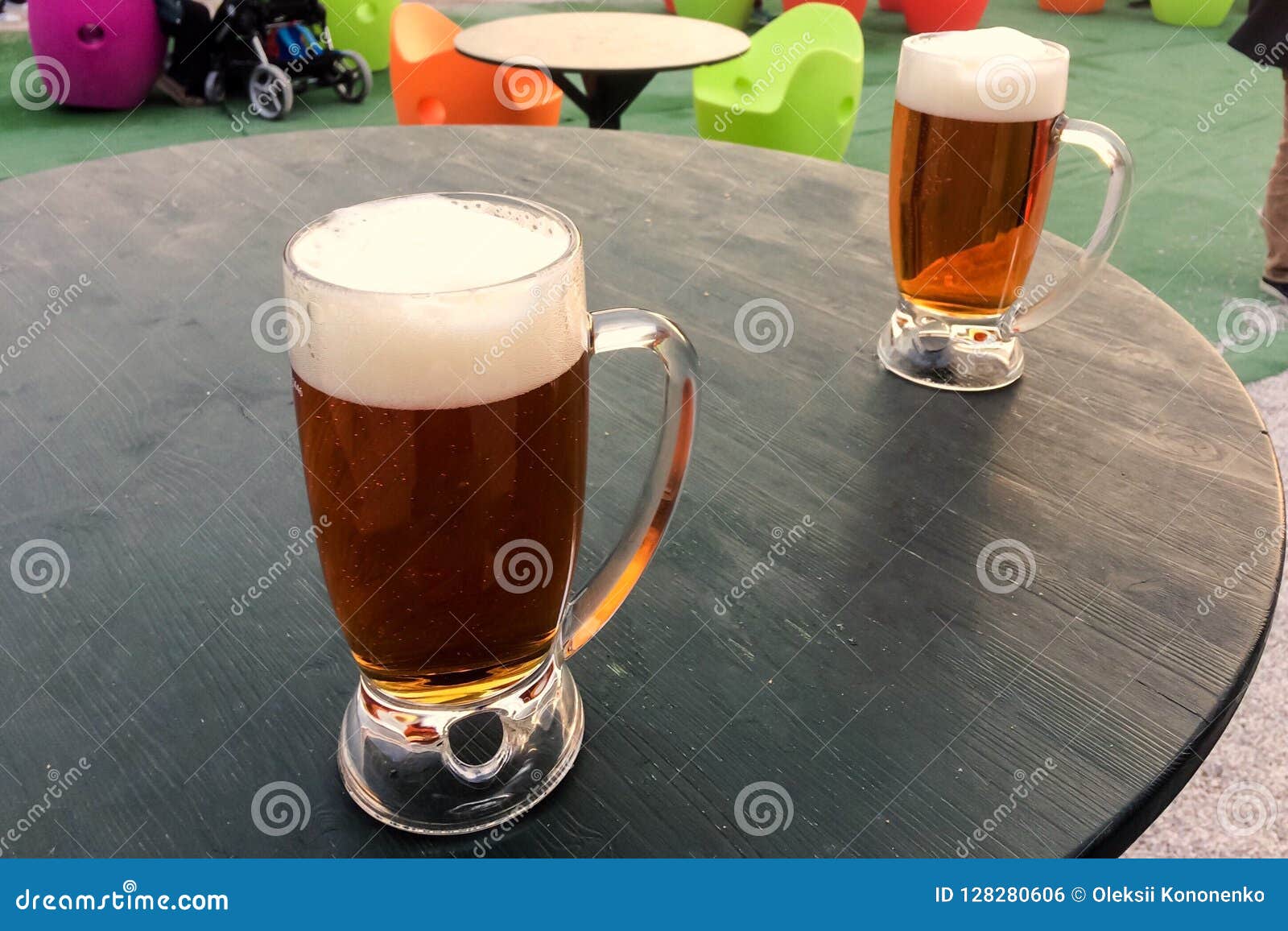 Becher Bier auf dem Tisch stockfoto. Bild von bernsteinfarbig - 128280606