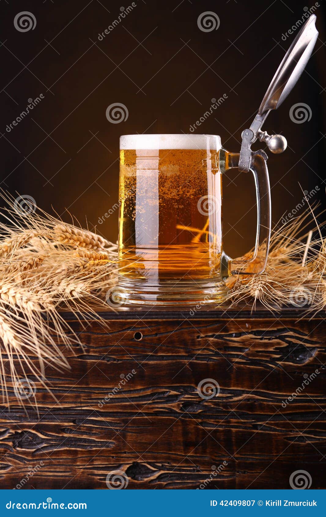 Becher Bier Auf Einem Kasten Stockbild - Bild von funkeln, warm: 42409807