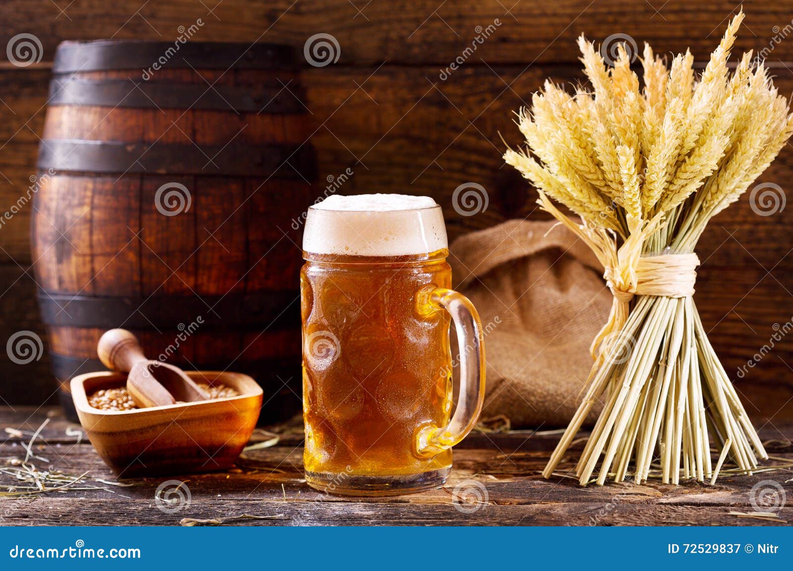 Becher Bier Mit Den Weizenähren Stockbild - Bild von schaumgummi ...