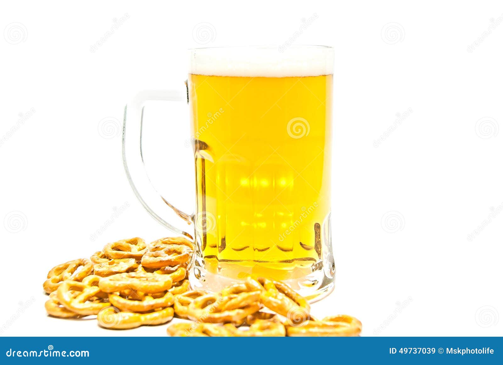 Becher Bier Und Einige Gesalzene Cracker Stockbild - Bild von nahrung ...